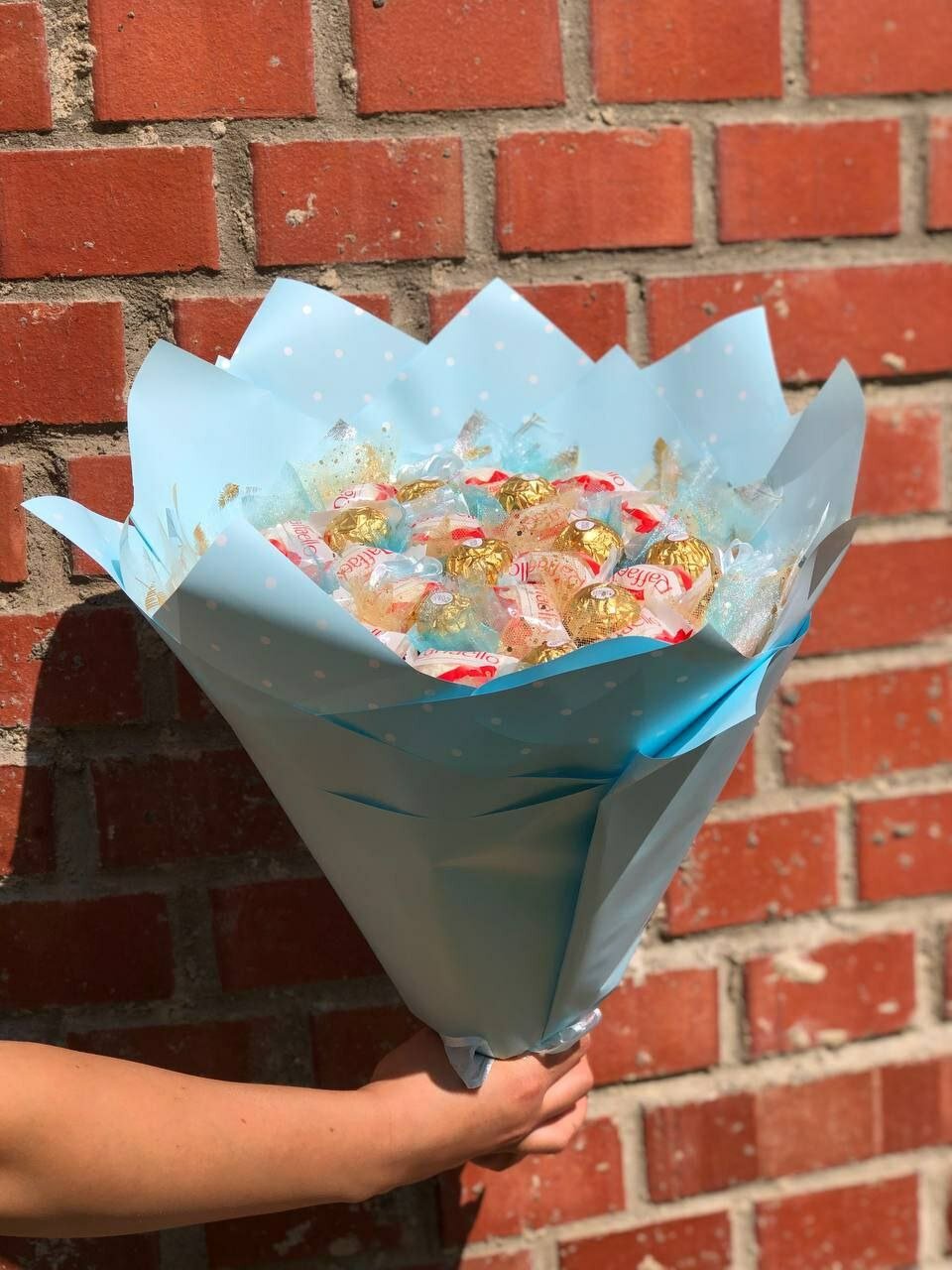 Букет из конфет с Ferrero и Raffaello в голубой упаковке, подарок для любимой