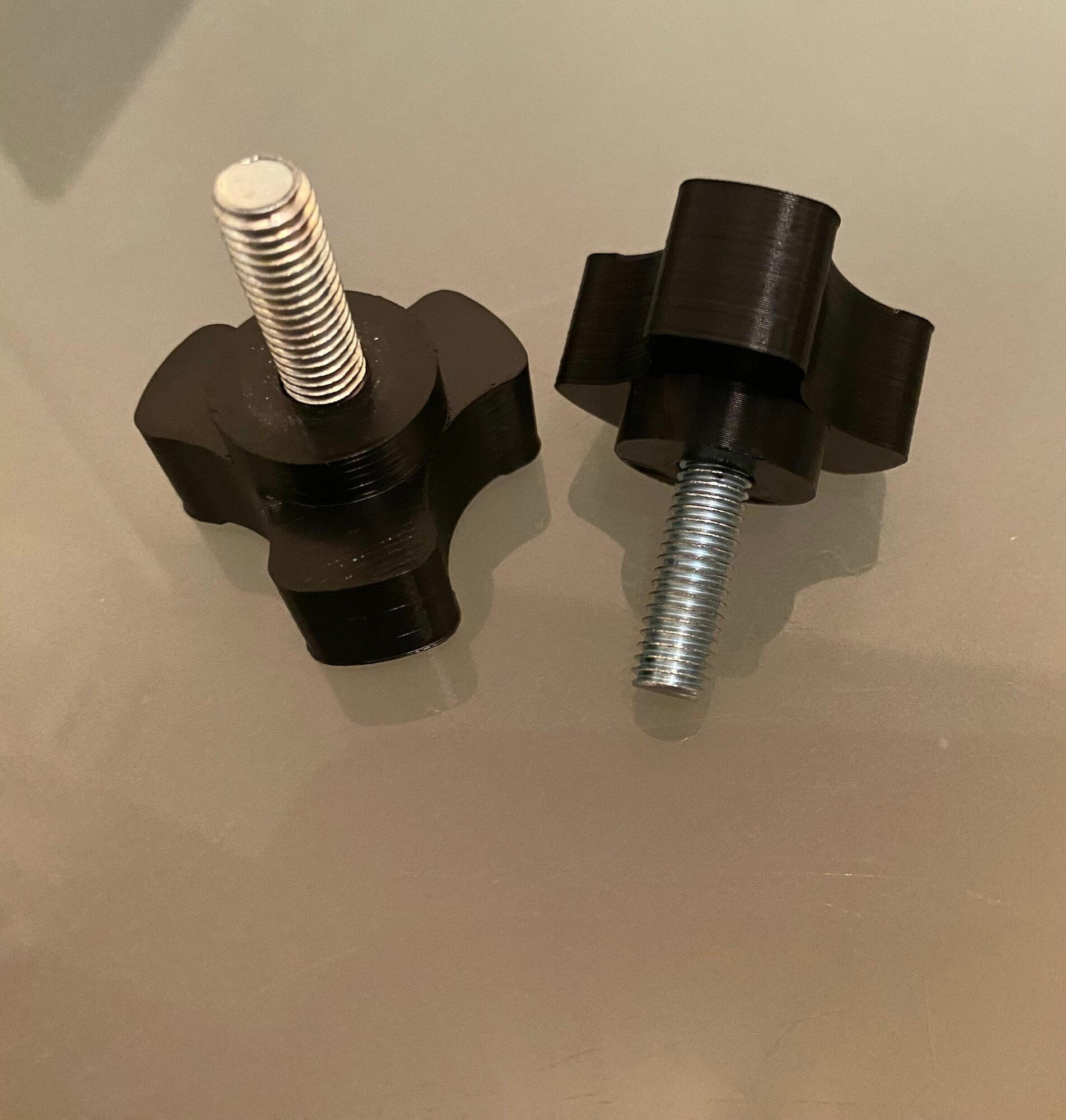 Винт-барашек М8 с пластиковой рукояткой