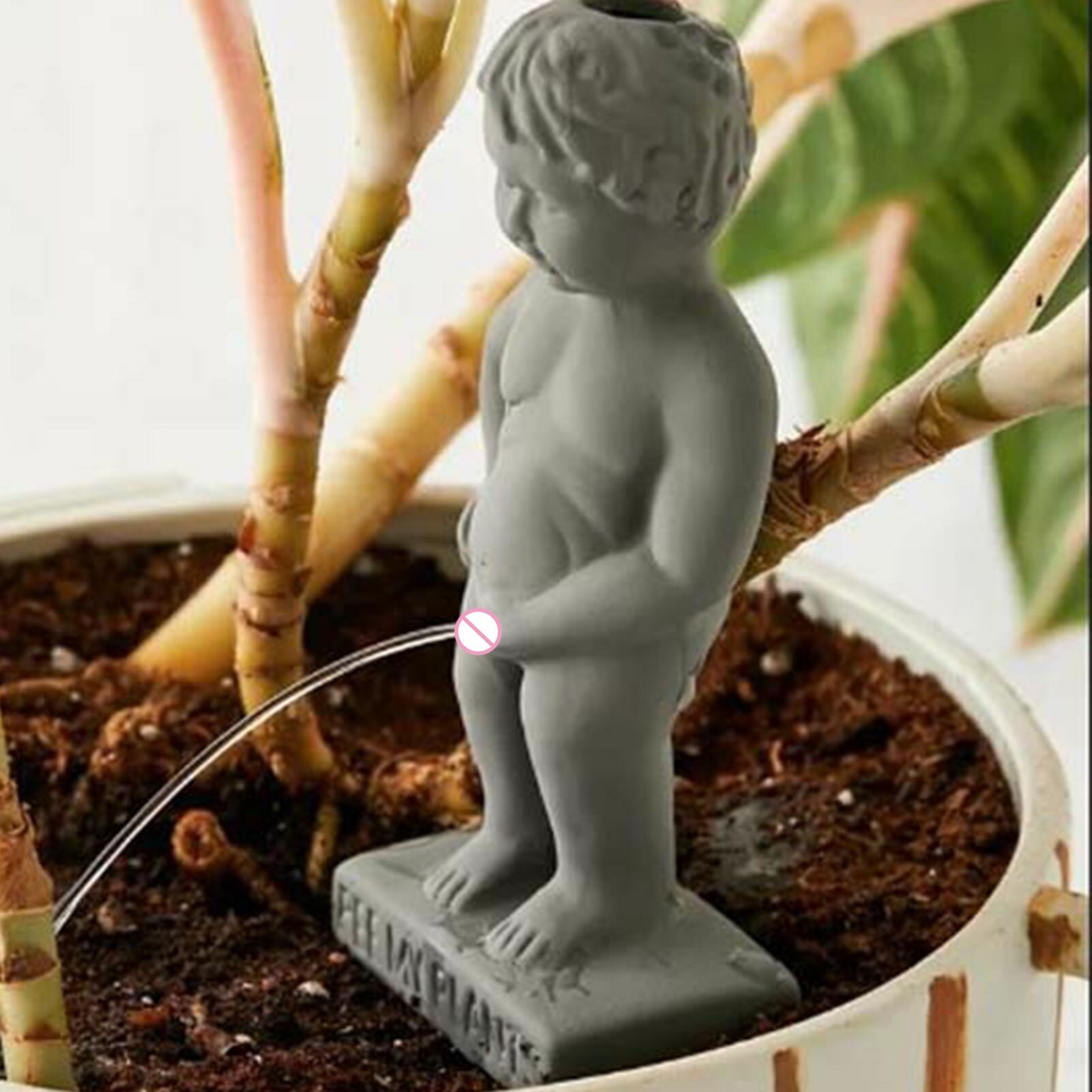 Статуя писающего мальчика, фигурка маленького мальчика