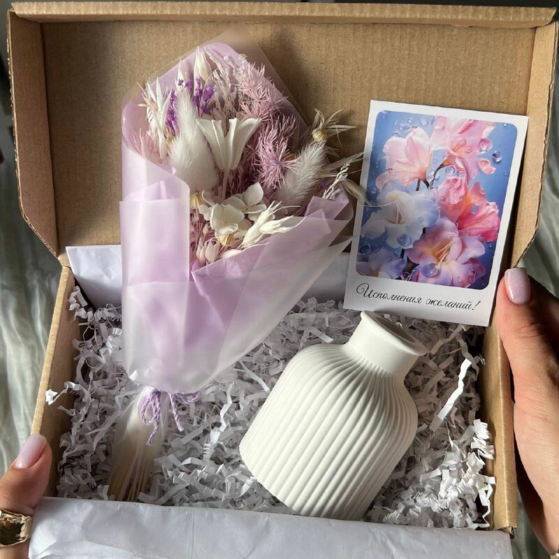 Подарок любимой маме : ваза белая и букет сухоцветов сиреневый