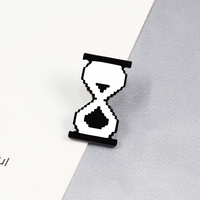 Значок для геймеров и программистов "Часы" / Белый / Черный / 1 шт.