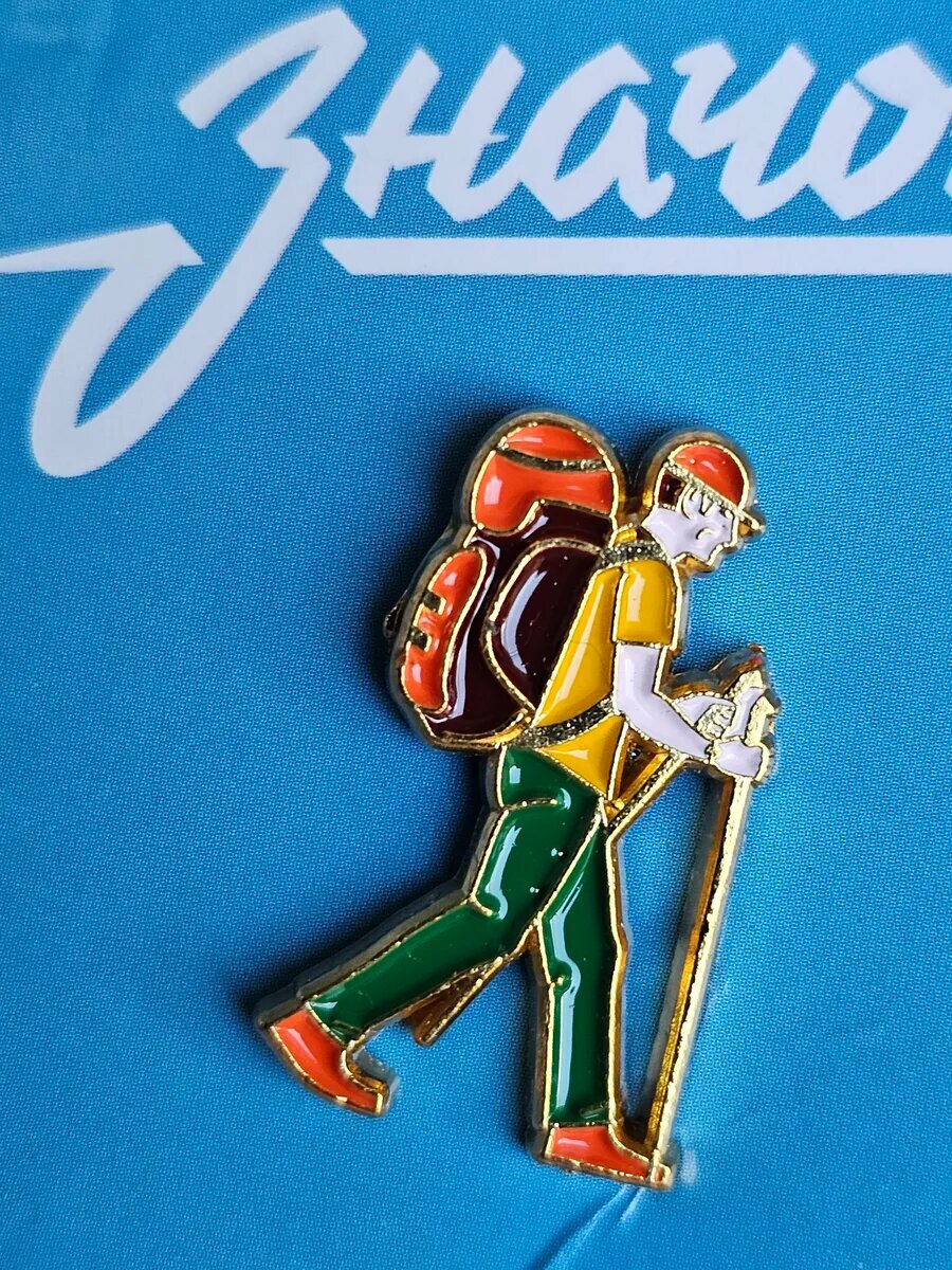 Значок турист в горах пин в подарочной упаковке