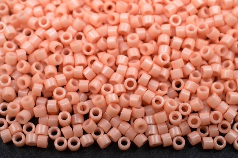 Бисер японский MIYUKI Delica цилиндр 11/0 DB-1493 светлый лосось, непрозрачный, 5 грамм