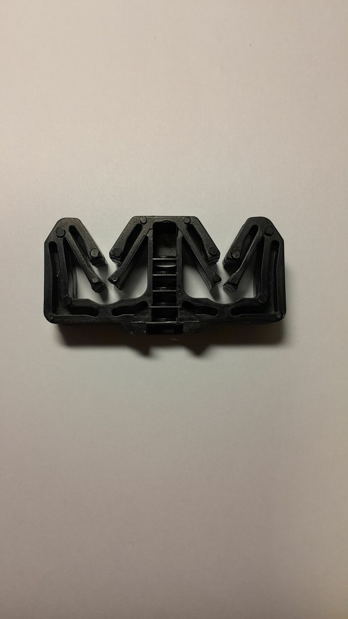 Фиксатор кронштейн ( держатель ) оригинал RENAULT OEM-номер 7703079255 .