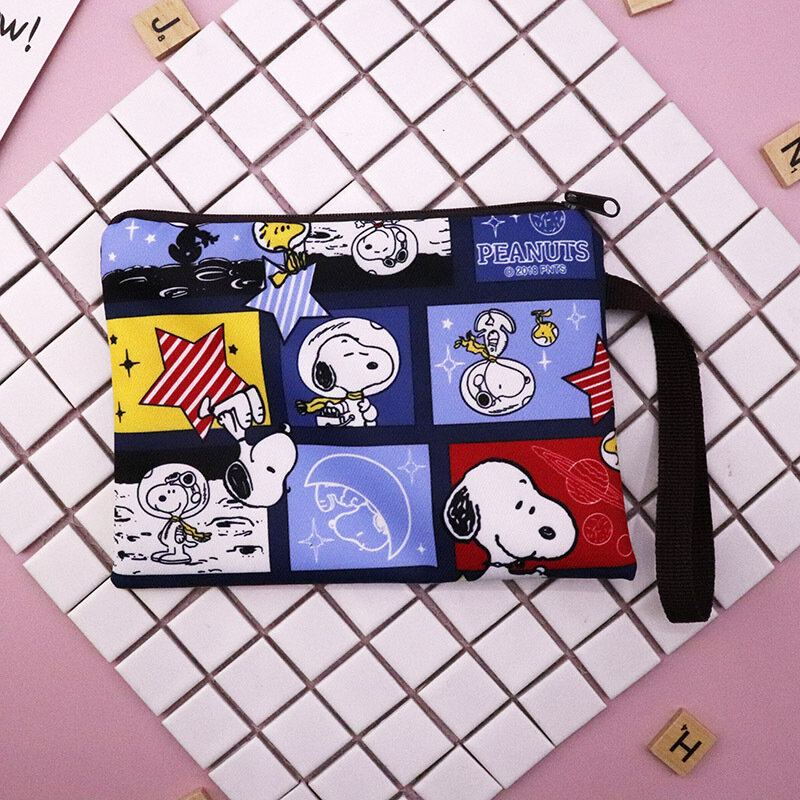 Miniso Милая сумочка из плотного холста с мультяшным Снупи, с ремешком на запястье и застежкой-молнией для мобильных телефонов, монет, ключей, косметики и пеналов.
