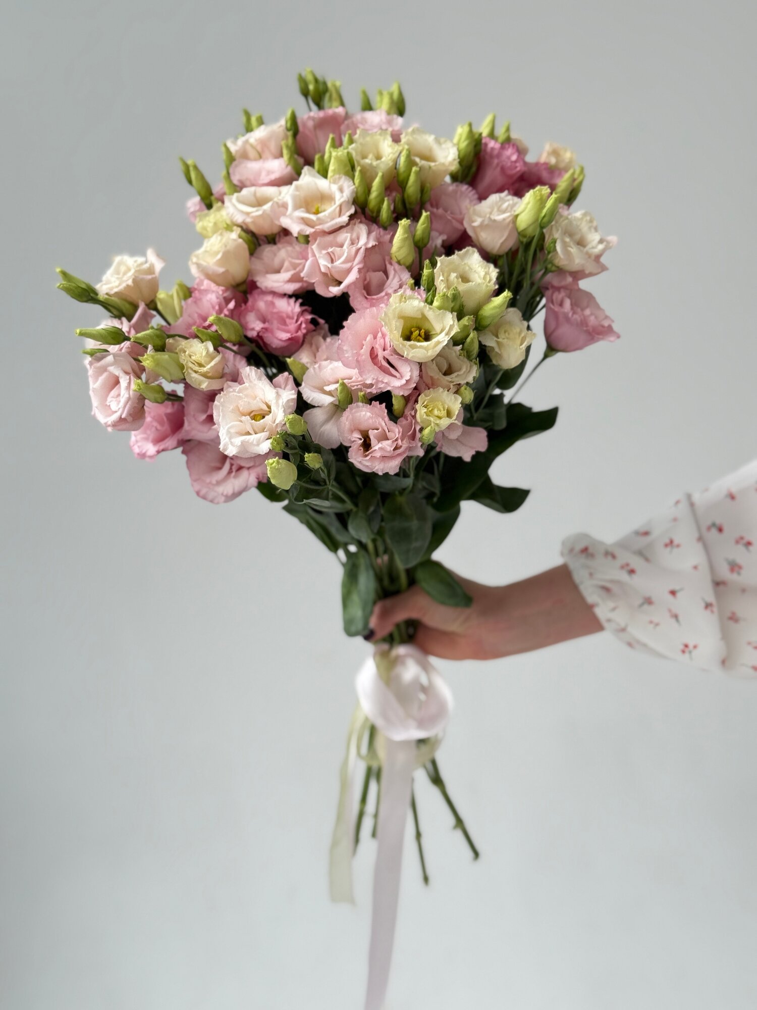 Монобукет под ленту из лизиантуса для мамы