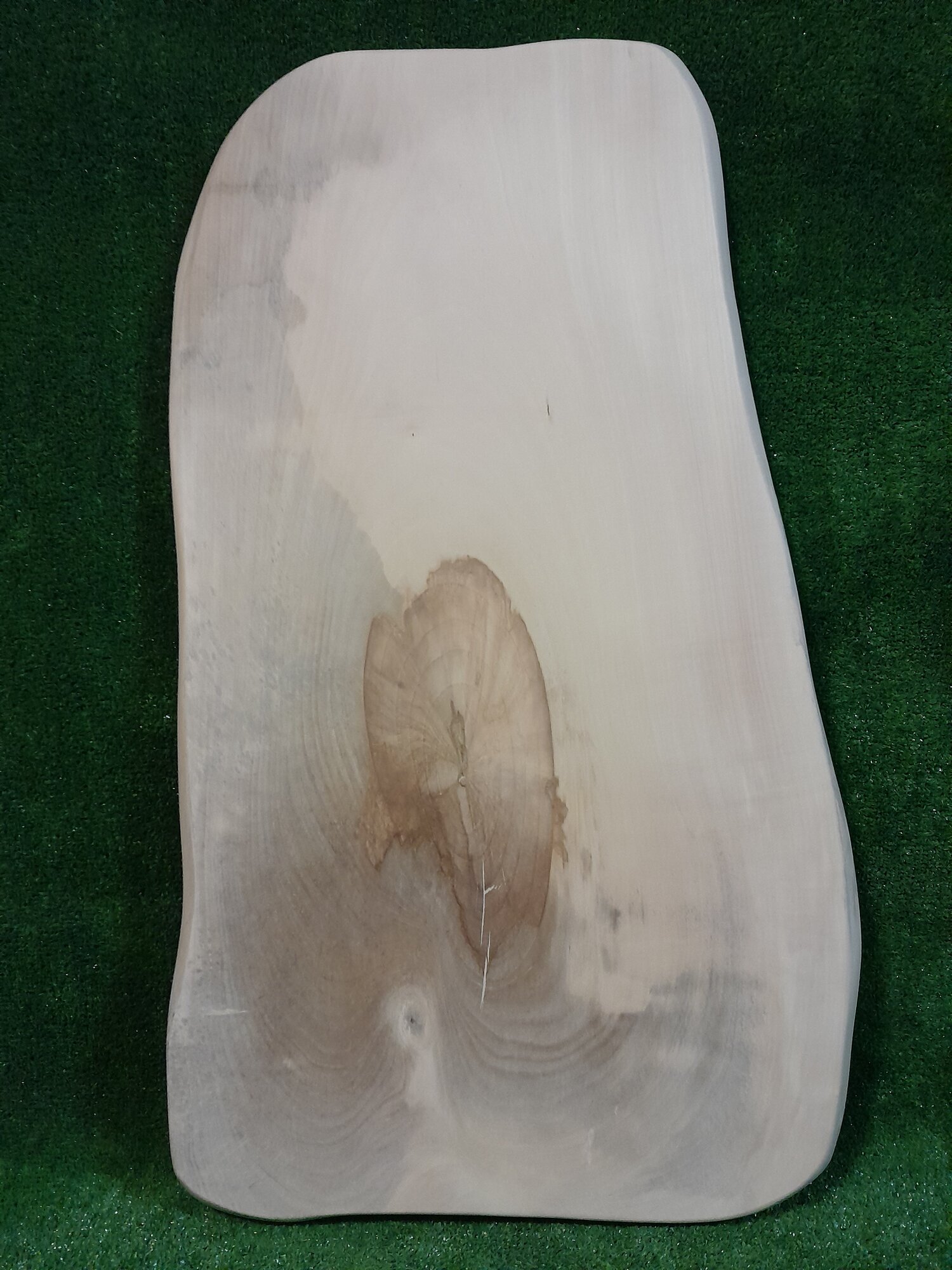 Слэб (готовая столешница) из дерева каштан. Отстроган и отсортирован, отшлифован. Размер:87*40-50*2,2 см.