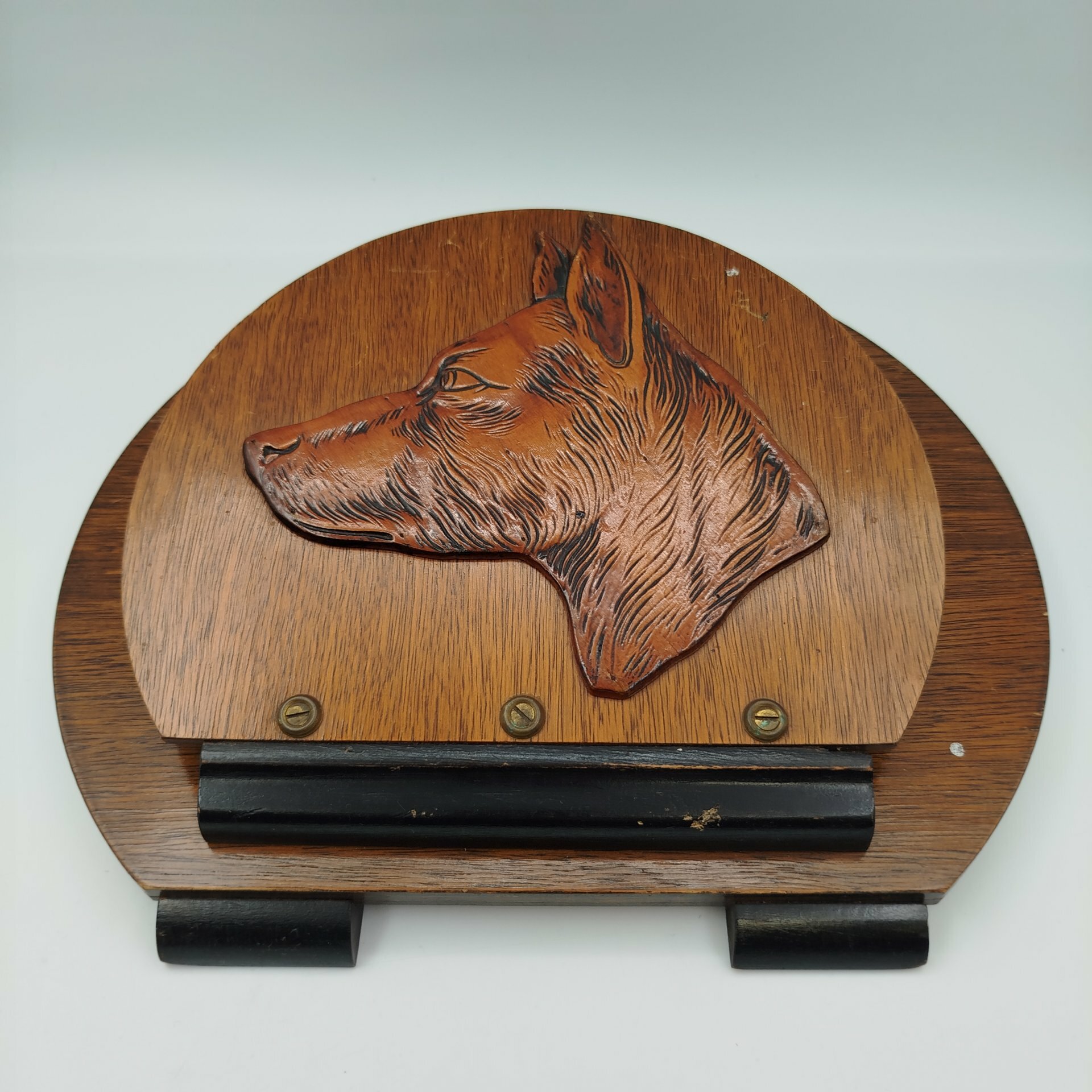 Газетница подвесная (полка для газет), декорированная профилем собаки, дерево