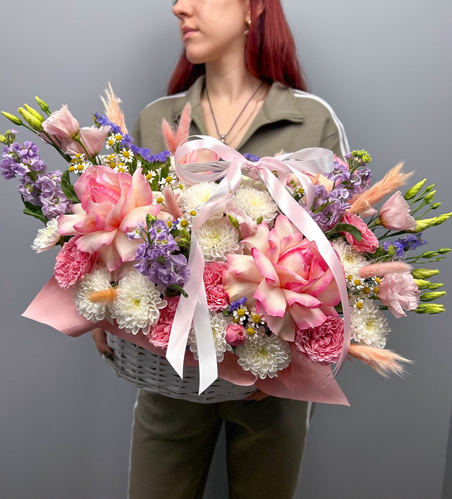 Нежная Корзина с французскими розами, маттиолой, эустомой, хризантемой