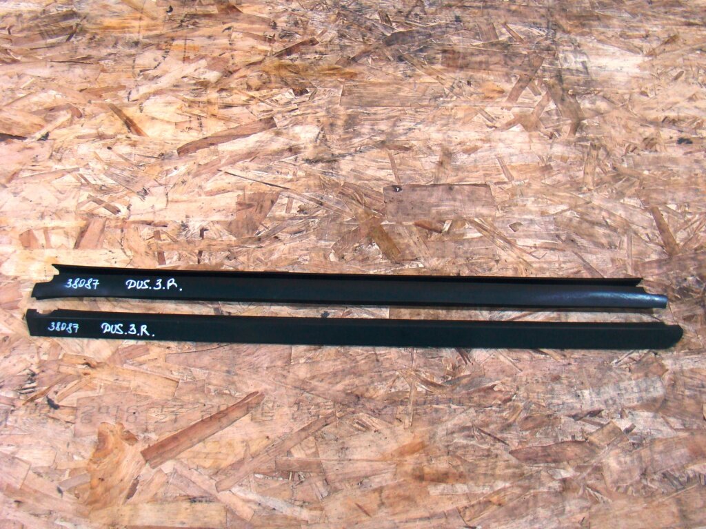 Renault Duster Накладка стекла заднего правого 828200165R