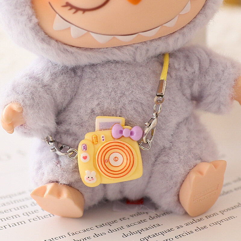 Labubu второго поколения Labubu Blind Box подвеска одежда сидя на вечеринке мультяшная желтая камера_Подходит для