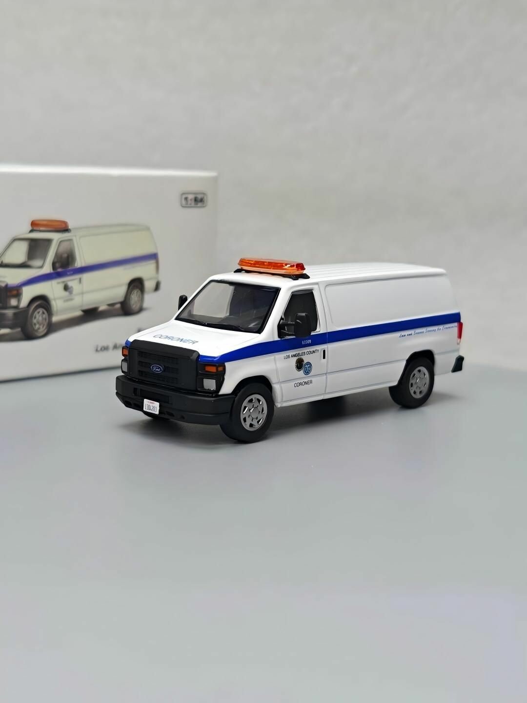 Машинка 596 1/64 Ford E-Series Vans White Die-cast Alloy Car Model Collection Toy Gift