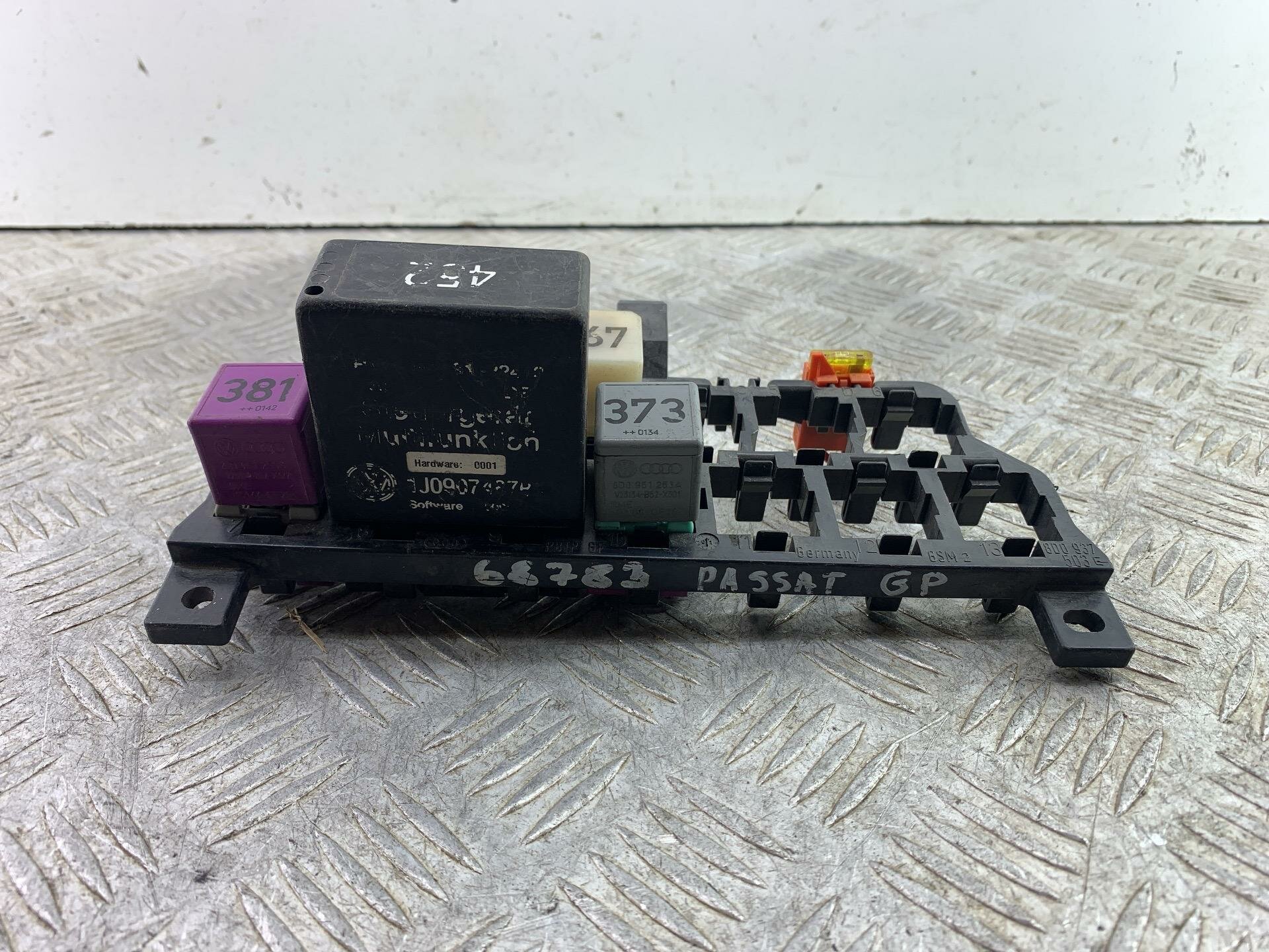 Блок реле Volkswagen Passat B5 1999 8D0937503E