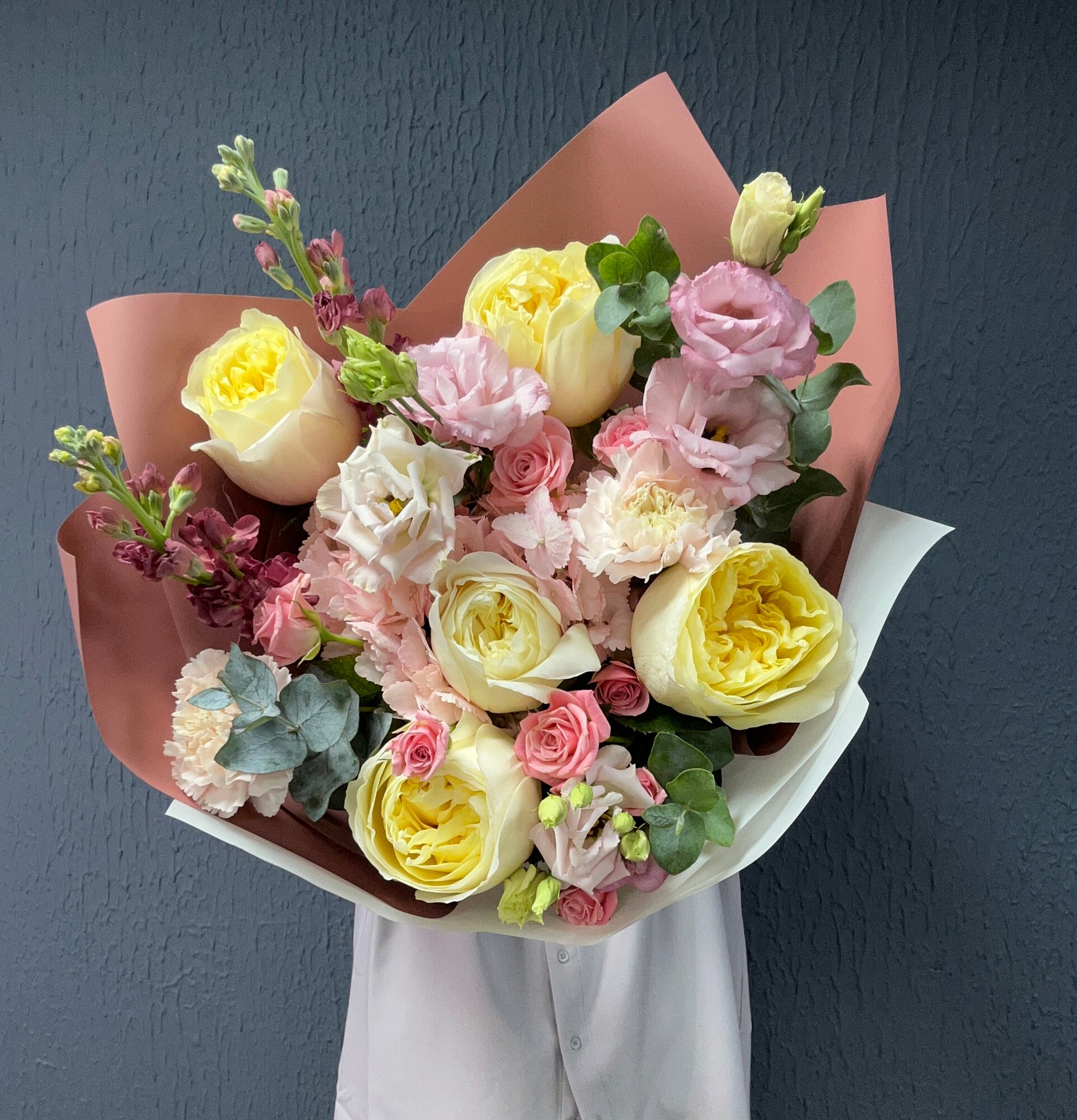 Букет свежесрезанных цветов из роз, гортензии, маттиолы и ароматного эвкалипта 67