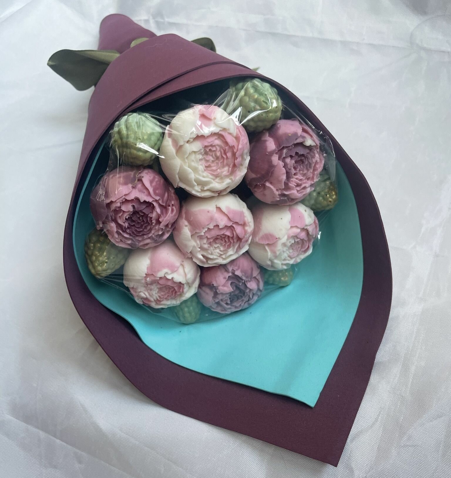 Сладкий букет из конфет ShokoTrendy шоколадные пионы, 7 шт, бордо