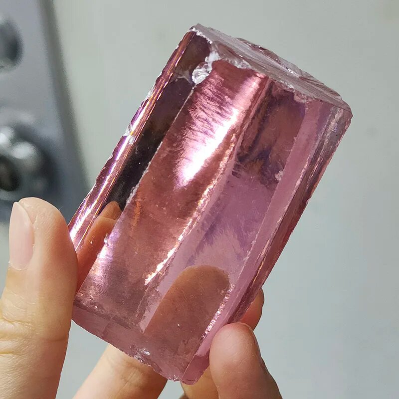 Кубический цирконий розовый неочищенный