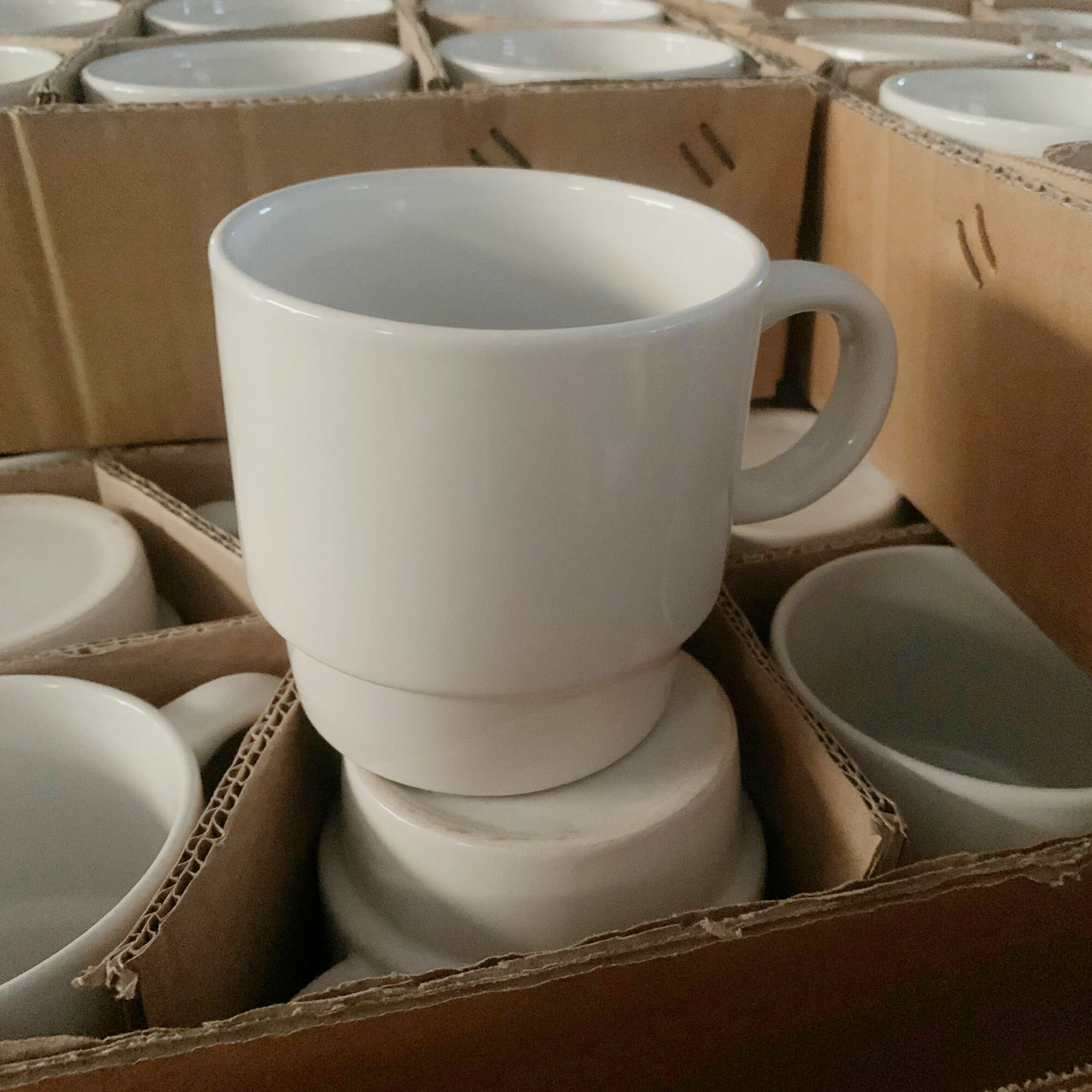 Чисто-белая керамическая чашка