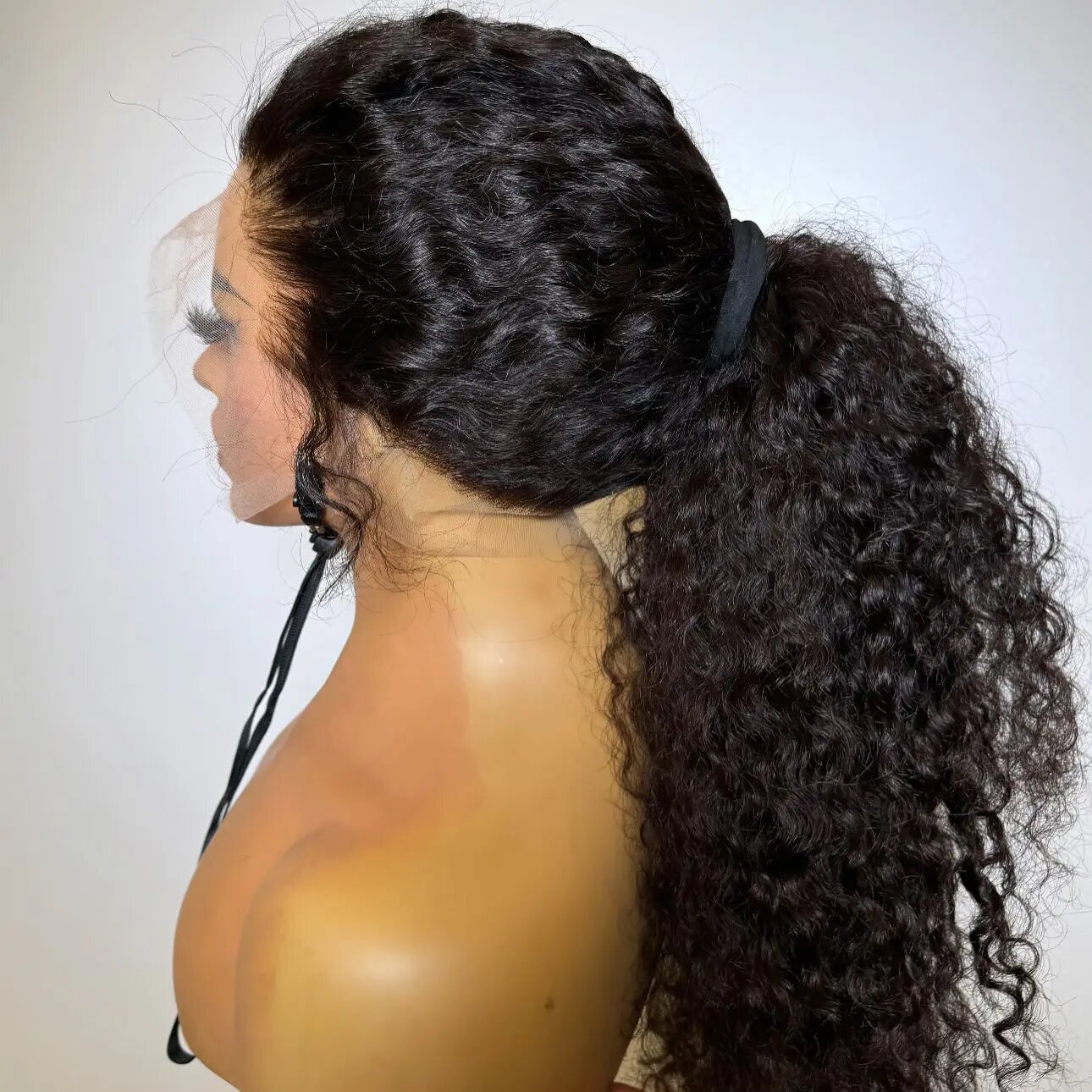 Конский хвост Глубокая волна Черный цвет Синтетический 13X4 HD Парик фронтальной части шнурка для чернокожих женщин Предварительно сорванный отбеливающий узел Бесклеевой парик Ежедневная вечеринка