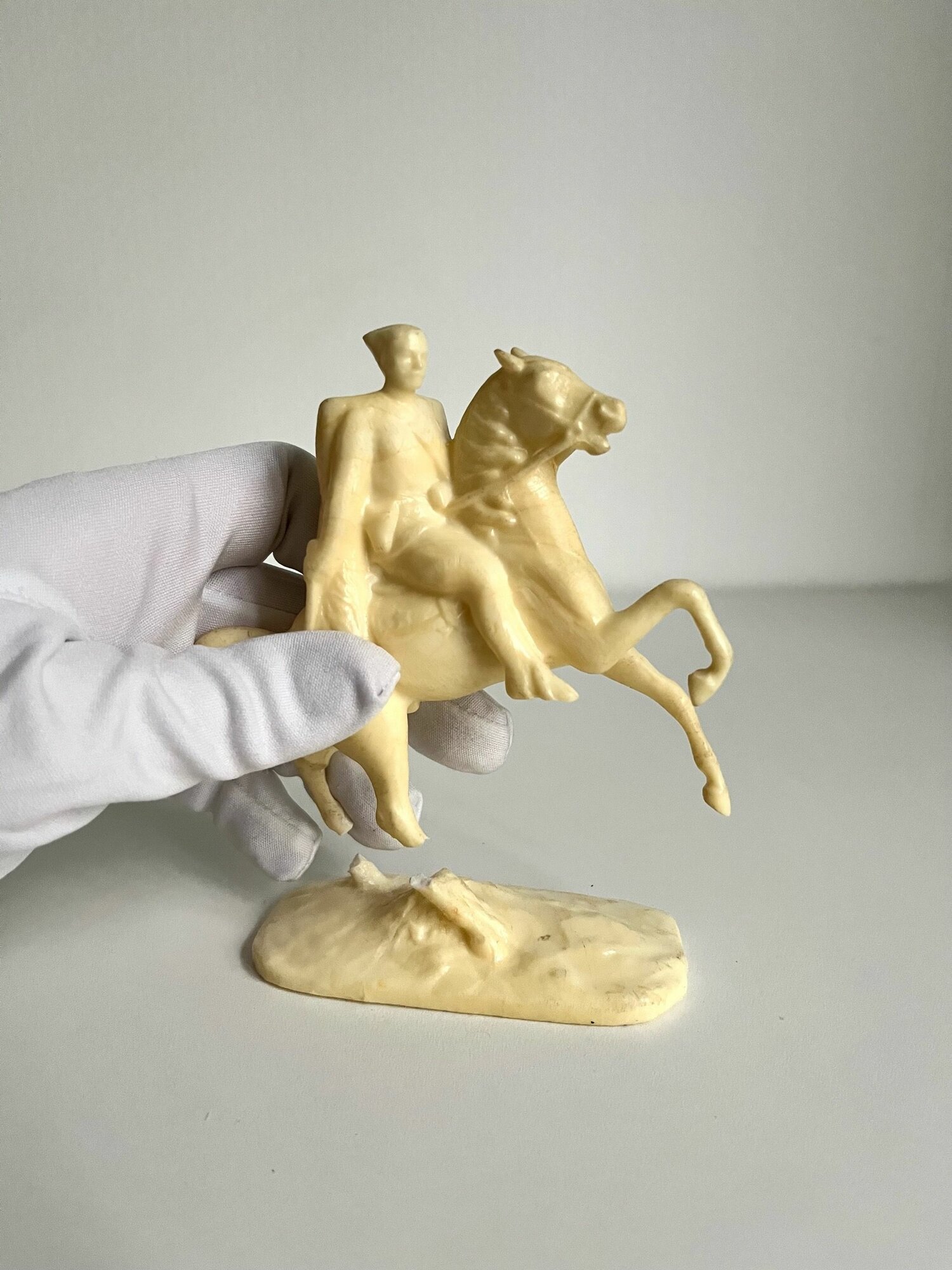 Статуэтка "Чапаев" СССР. Колкий пластик. В реставрацию. Клеймо. Высота: 13 см.