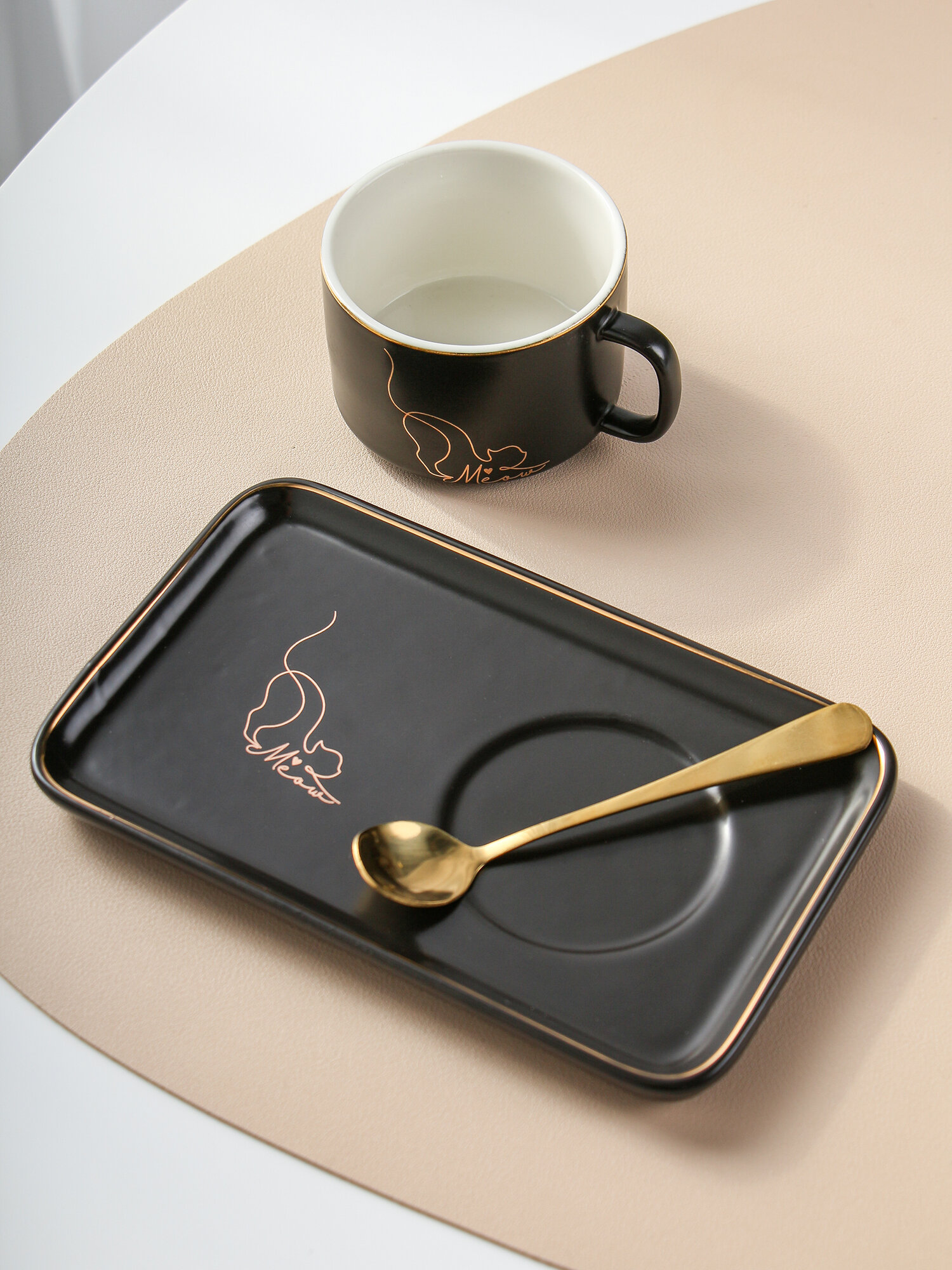 Керамическая чайная пара Котики 150 мл с ложкой и прямоугольным блюдцем, подарочный набор посуды для кофе и чая