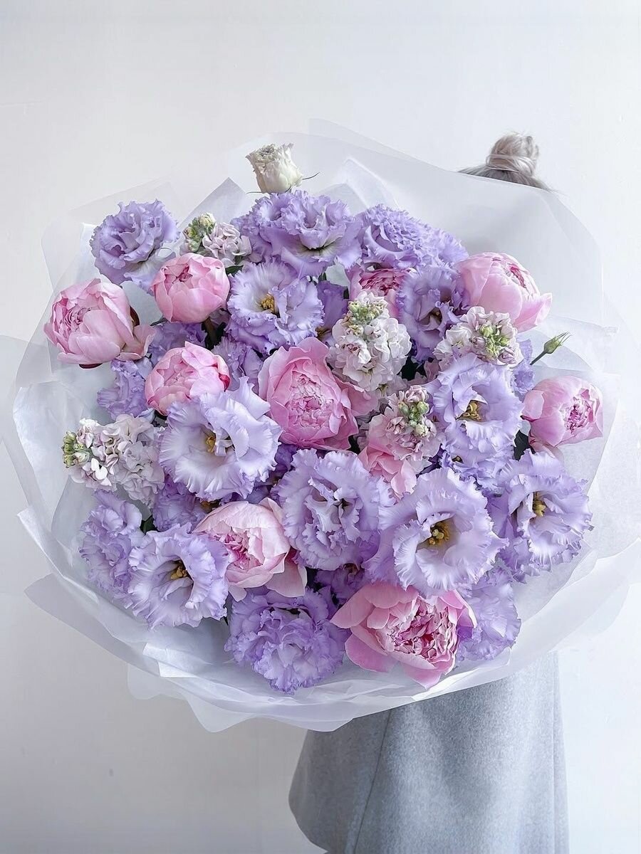 Нежный букет из сиреневой эустомы, розовых пионов и маттиолы