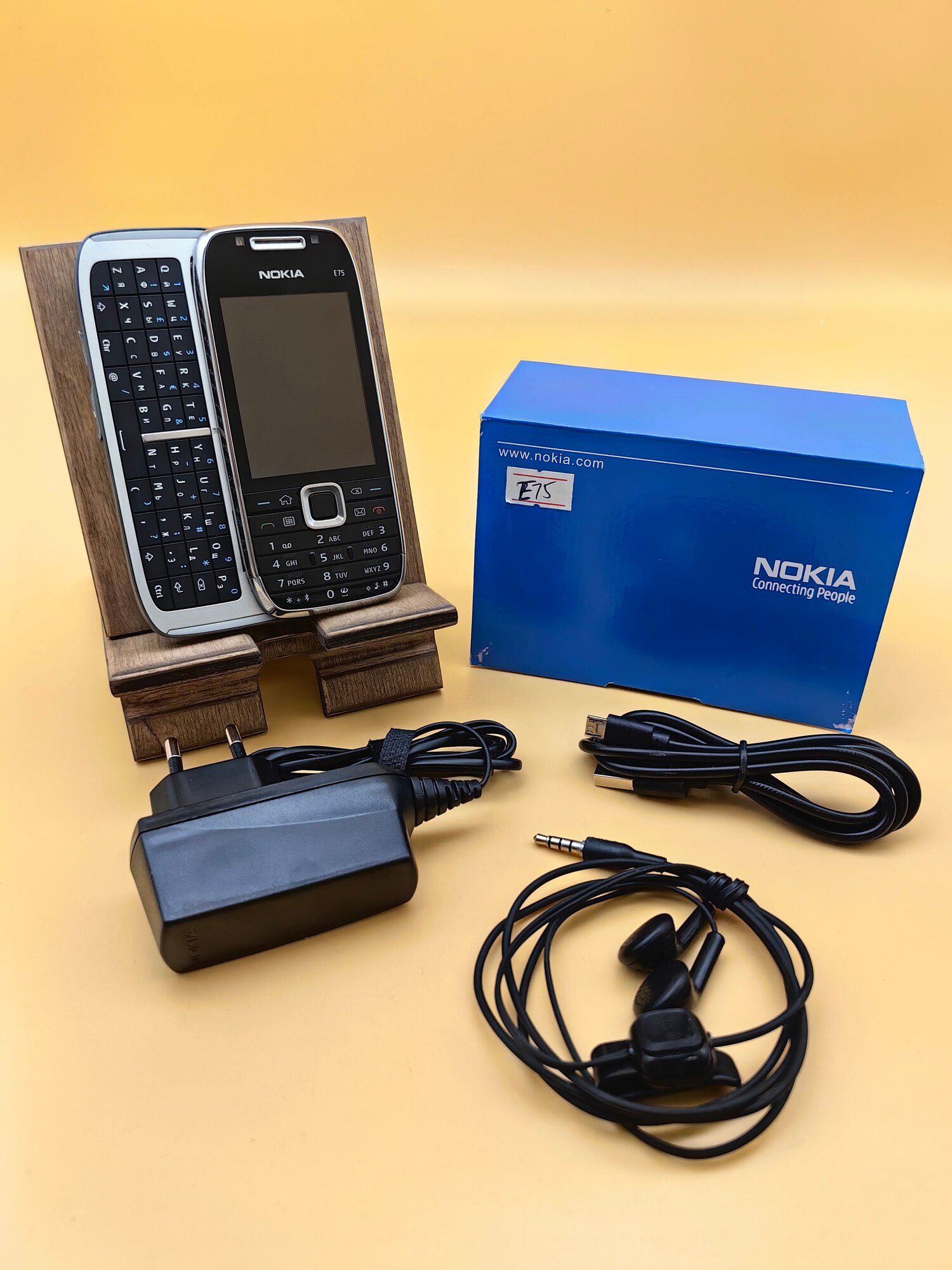 Мобильный кнопочный телефон слайдер с QWERTY клавиатурой Nokia E75, Черный