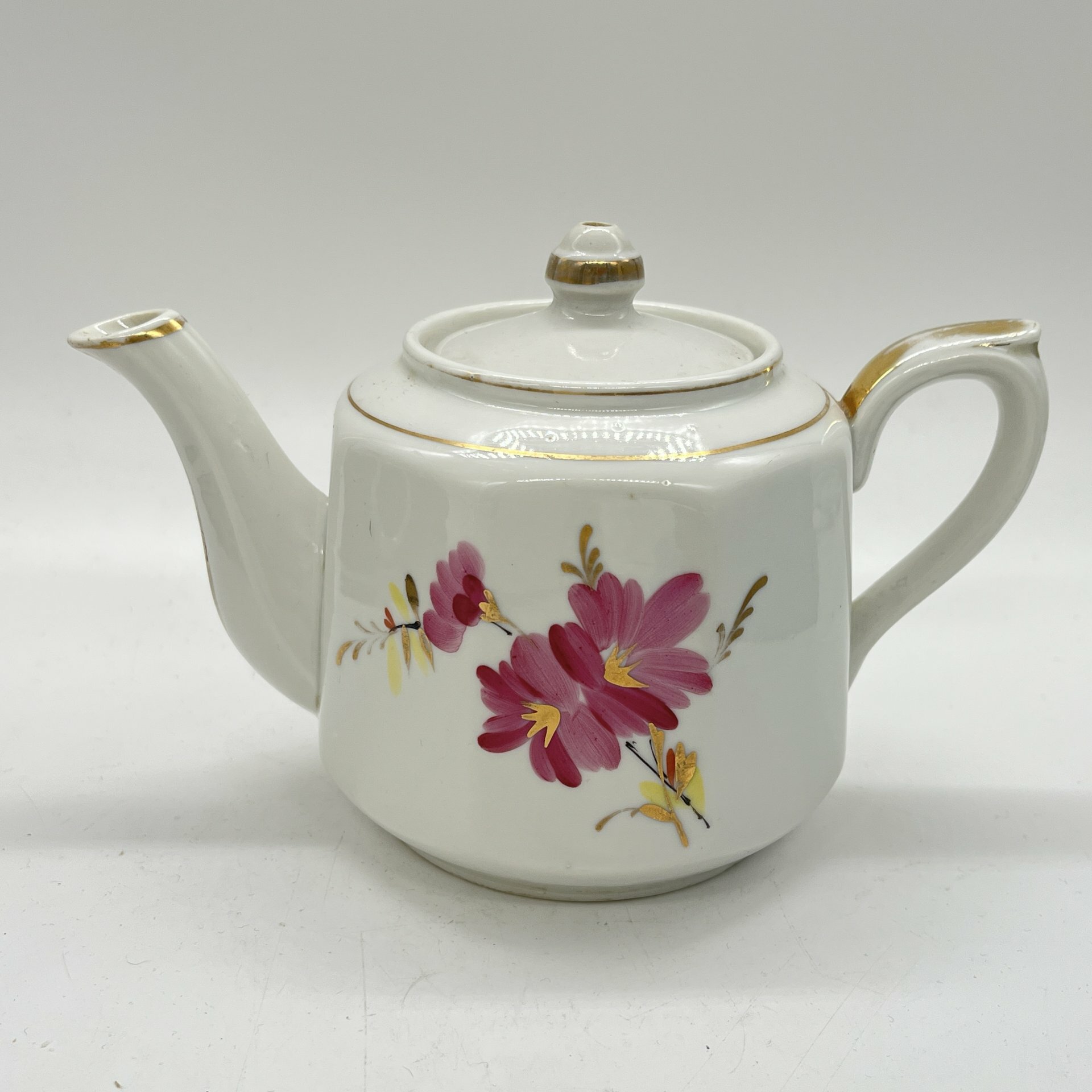Заварочный чайник с расписным цветочным декором, фарфор, роспись золочение