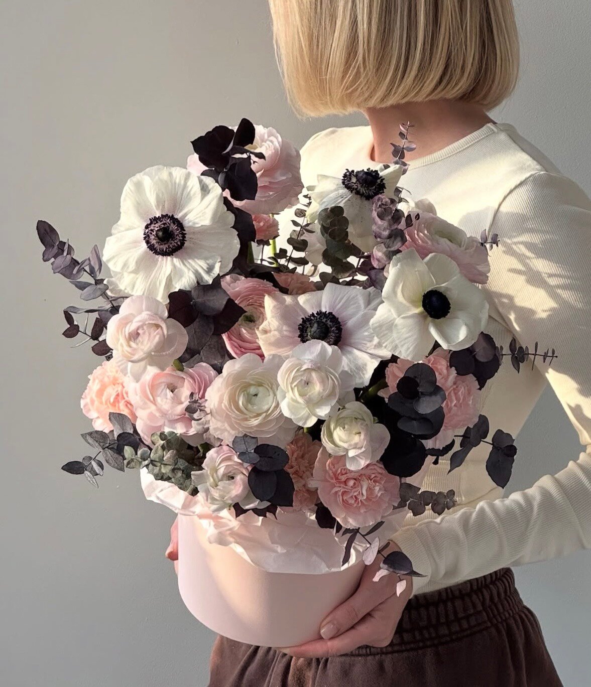 Цветы в коробке (анемоны, (азиатские лютики), диантусы, эвкалипт)