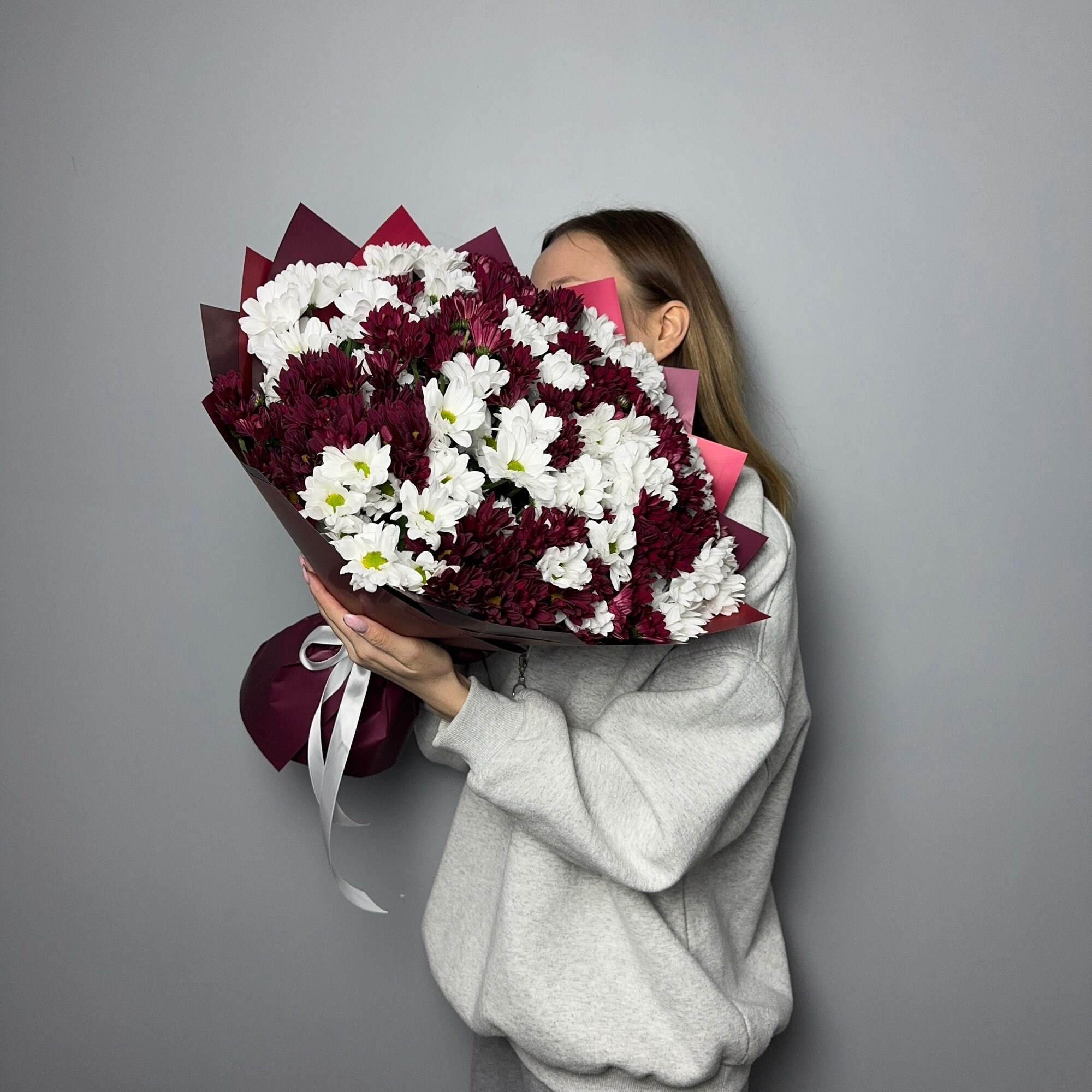 WEST FLORA Букет «Двойная страсть» – 19 кустовых хризантем в бело-красной гамме для яркого поздравления с доставкой