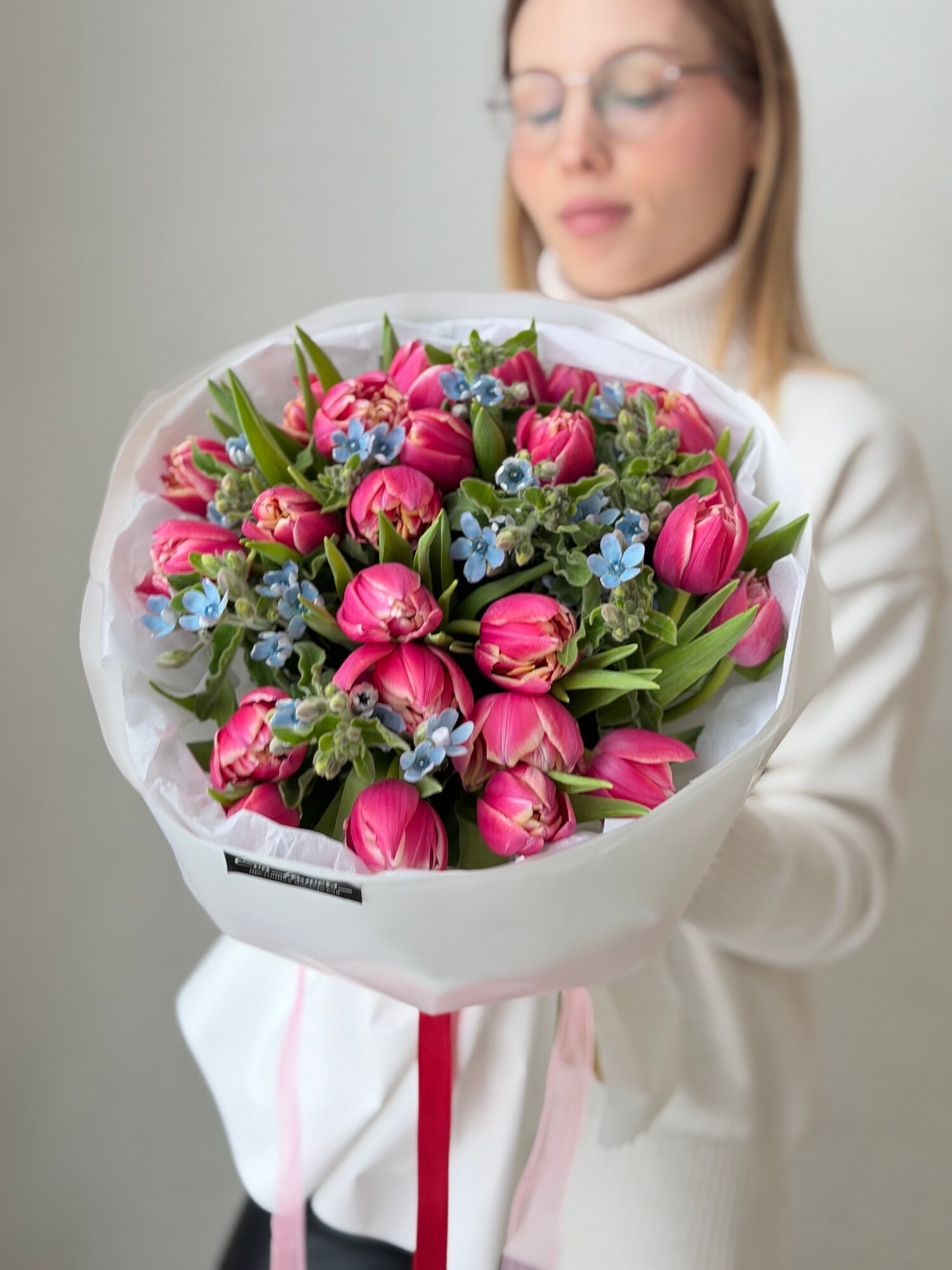 Букет тюльпанов, 25 штук, пионовидные, розовые, с голубыми незабудками
