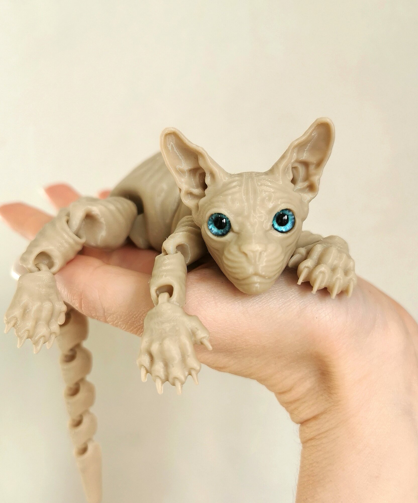 Котик сфинкс антистресс подвижная игрушка бежевый 3 д пластик 24 см