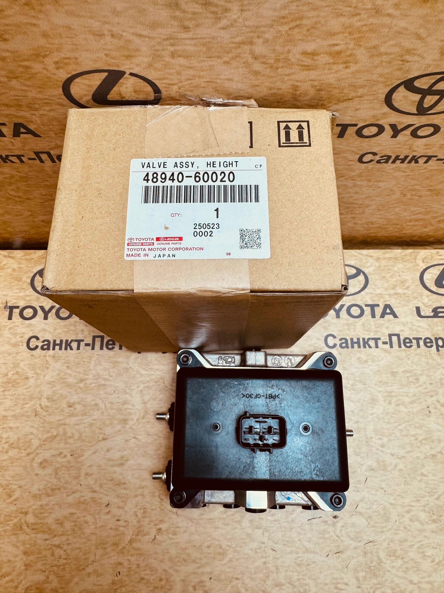 Блок клапанов гидроподвески LC200 Lexus LX570