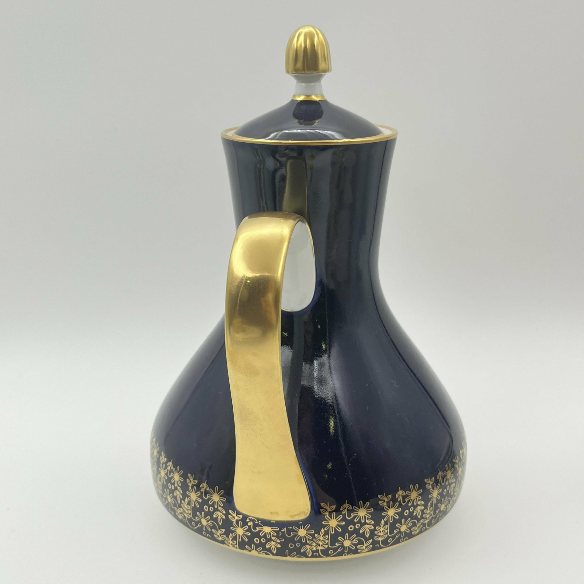 Кофейник с орнаментальным декором на тулове, Weimar Porzellan (Веймарский фарфор)