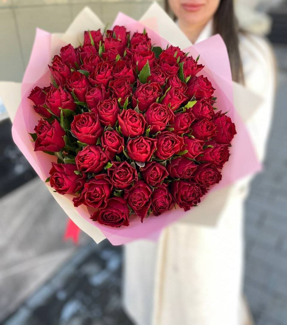 Букет Joy Flowers из 51 красной кенийской розы, премиум, на стеблях