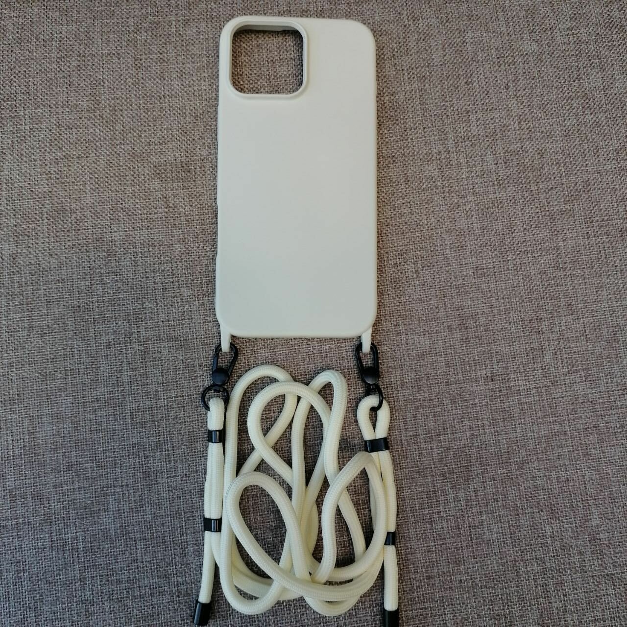 Чехол-накладка для IPhone 16 Pro из высокого качества силикона и веревкой-цепочкой на шею или плечо.