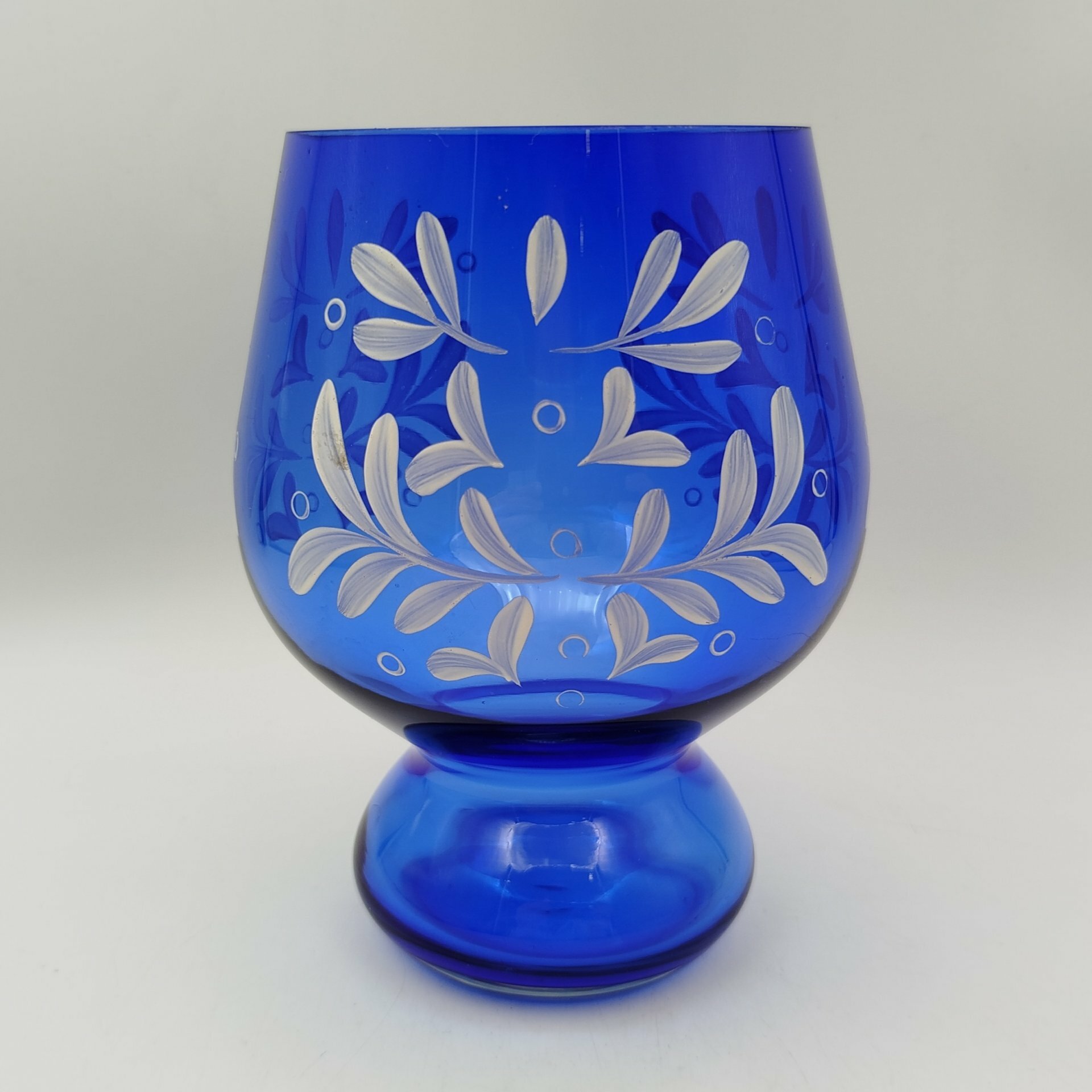 Ваза кобальтового оттенка с растительным декором, цветное стекло, роспись, СССР