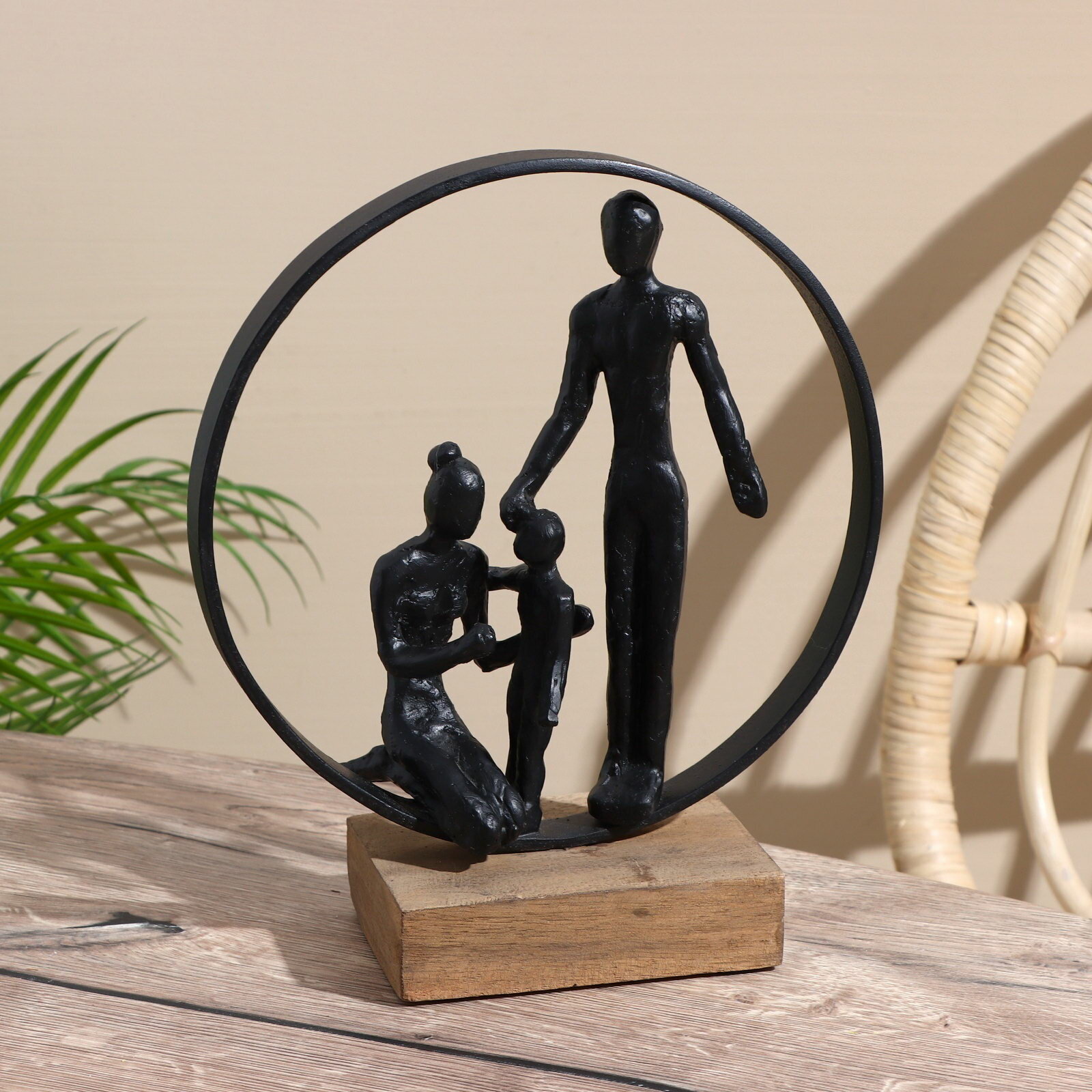 Сувенир "Семья", 23x10.5x27 см, полимерная смола, манговое дерево