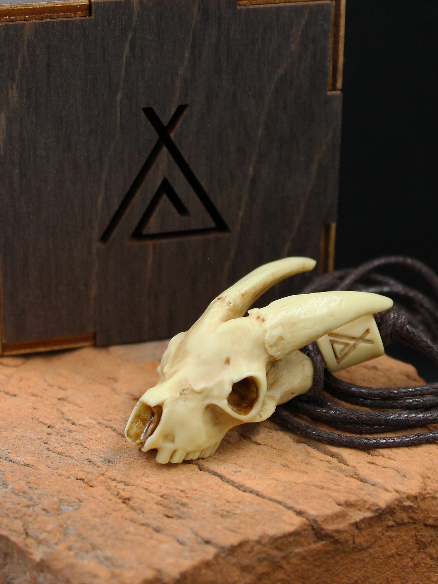 Подвес череп козла (кость) в подарочной деревянной коробке ручная работа