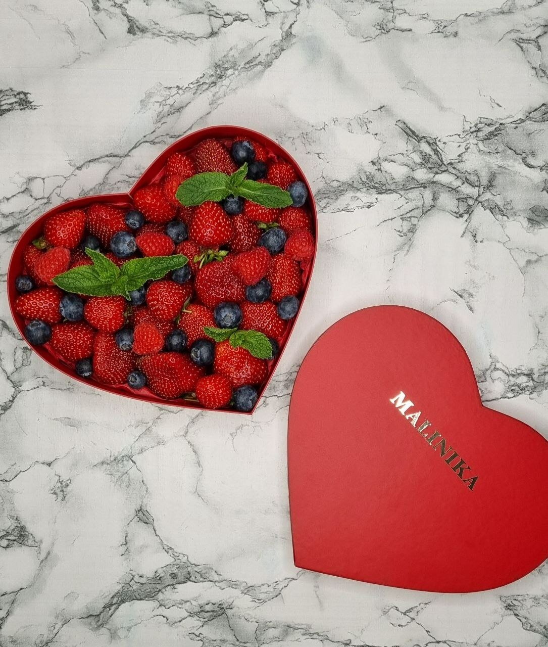 Коробка с клубникой «Клубничное сердце» подарок на День матери для мамы, жены, девушки