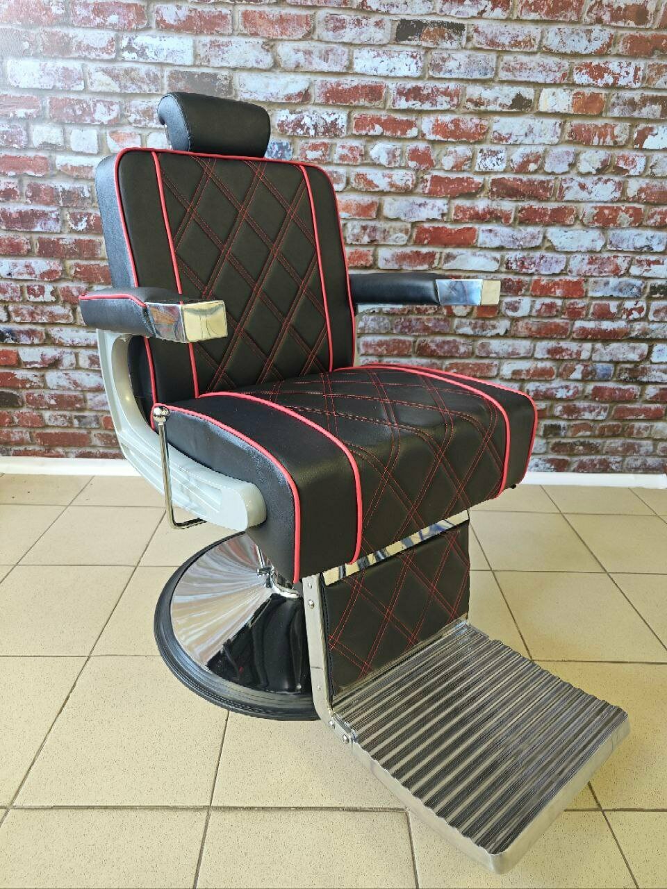 Кресло для Барбершопа Хавьер-брутальный дизайн с контрастной прострочкой.