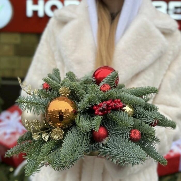 Новогодняя композиция из живой голубой ЕЛИ .(Нобилис)