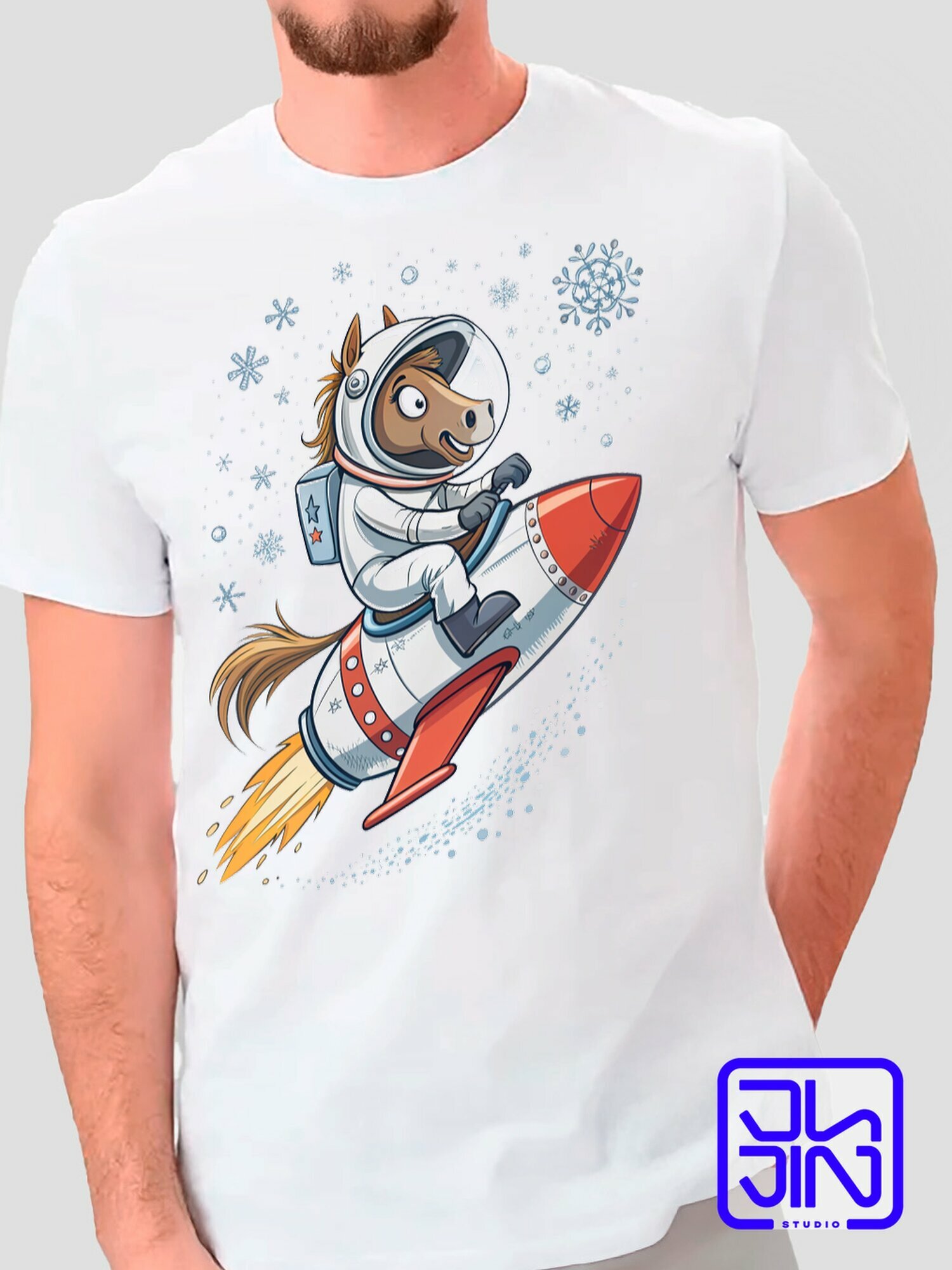 Футболка классическая мужская с авторским принтом Смешная коричневая лошадь в белом скафандре на ракете в космосе с мемами, белый хлопковый трикотаж с прикольным рисунком на груди
