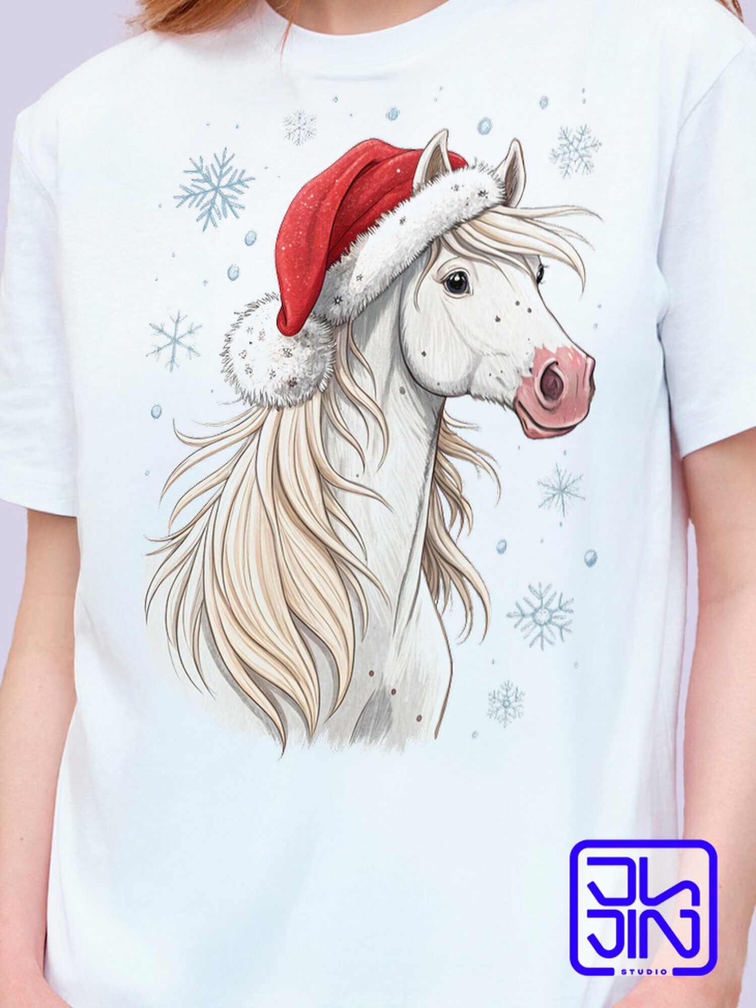 Футболка классическая женская с авторским принтом Белая молочная лошадь в красной шапке санты на зимнем фоне со снежинками, белый хлопковый трикотаж с прикольным рисунком на груди