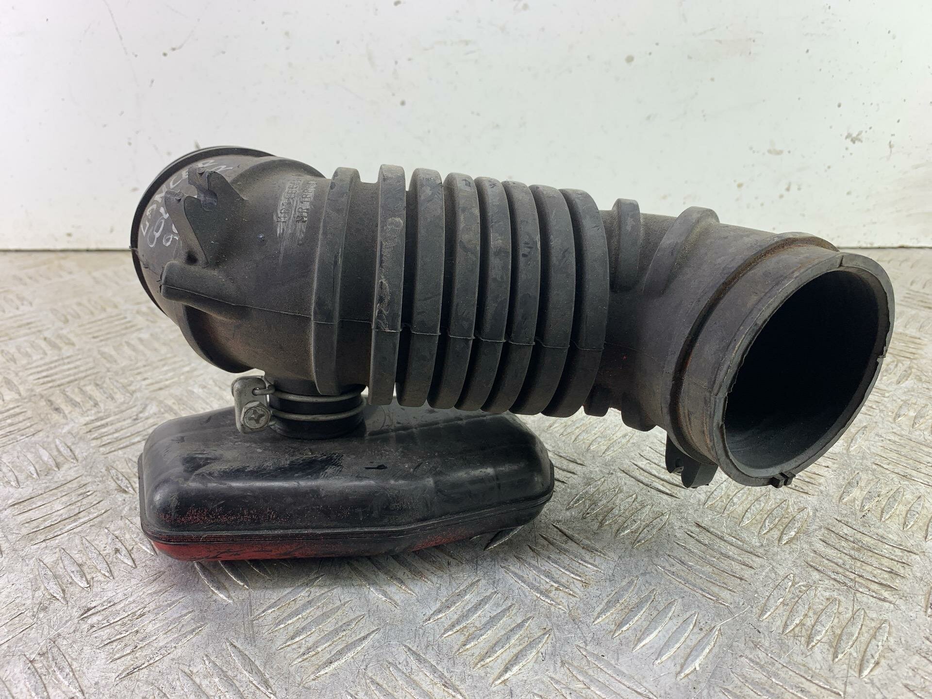 Патрубок воздушного фильтра Mitsubishi Colt 5 (1995 - 2003) MR188642