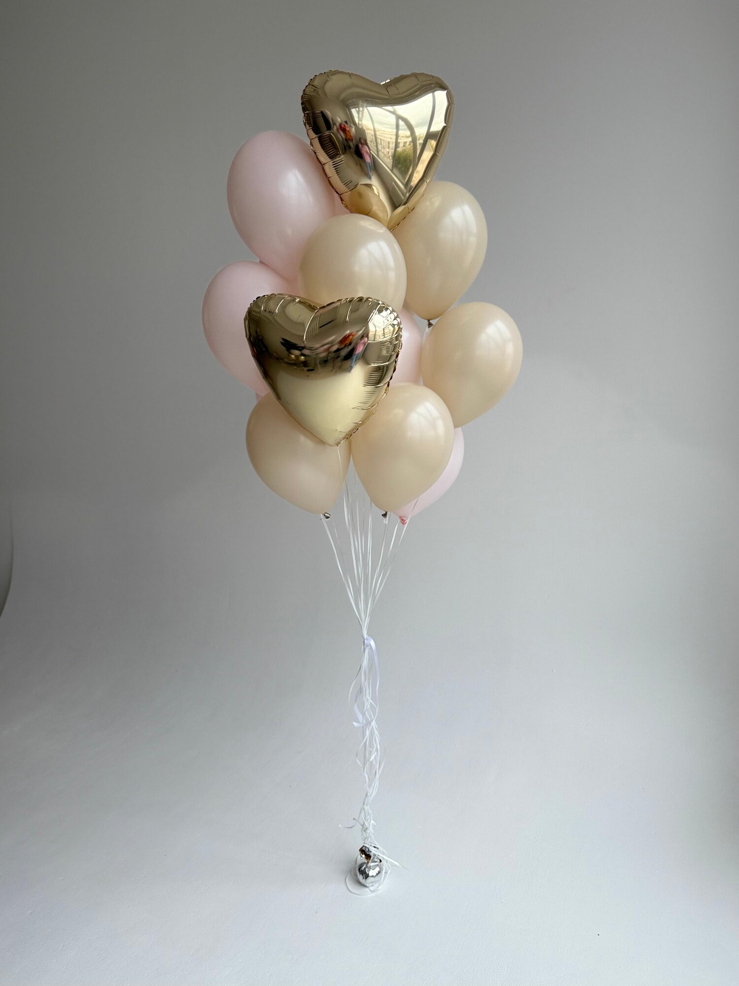 Фольгированные воздушные шары с гелием надутые в фонтан из латексных шаров "Сахар", 14 шт