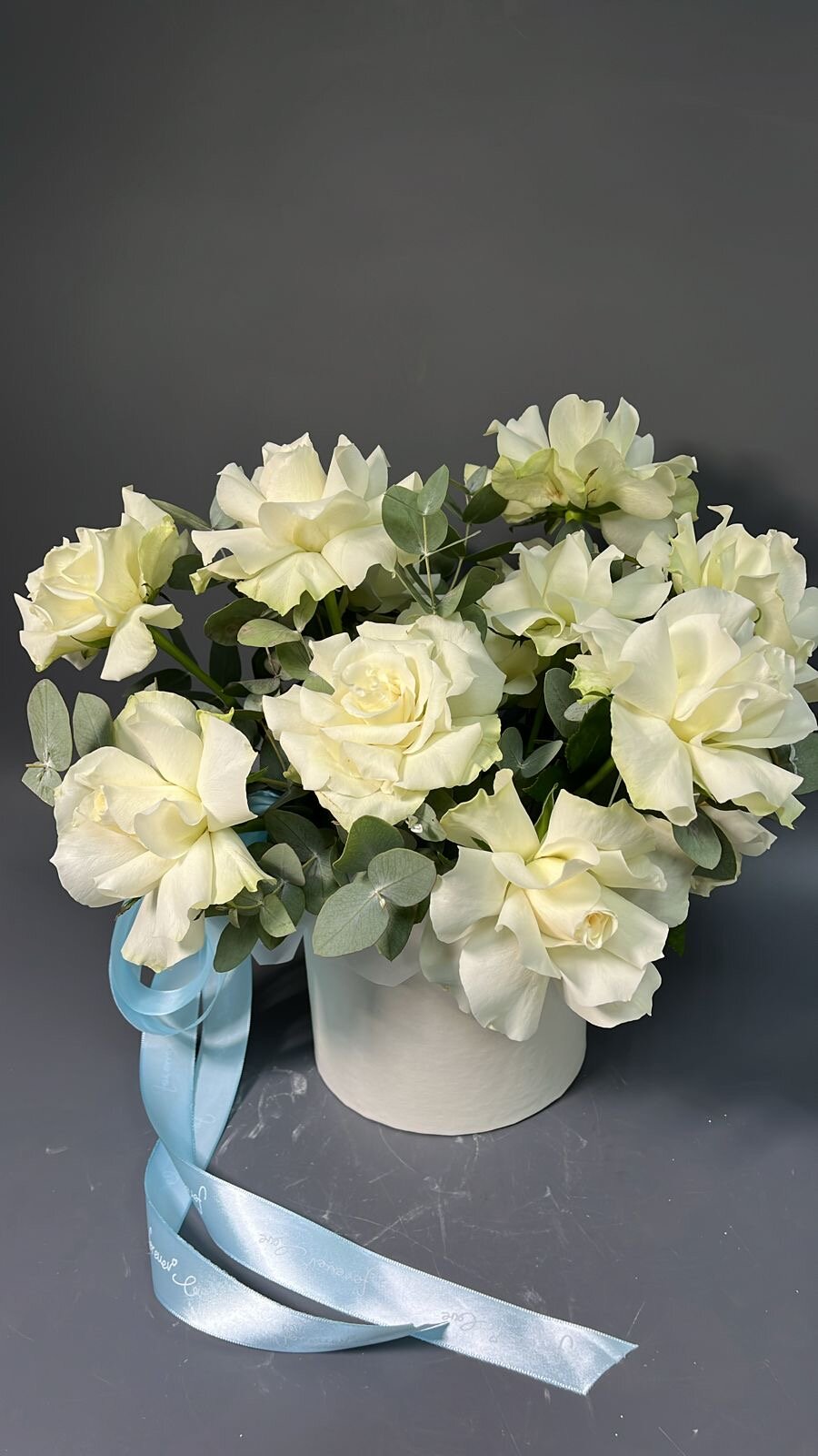 Композиция из Французских белых роз в шляпной коробке, 17 шт