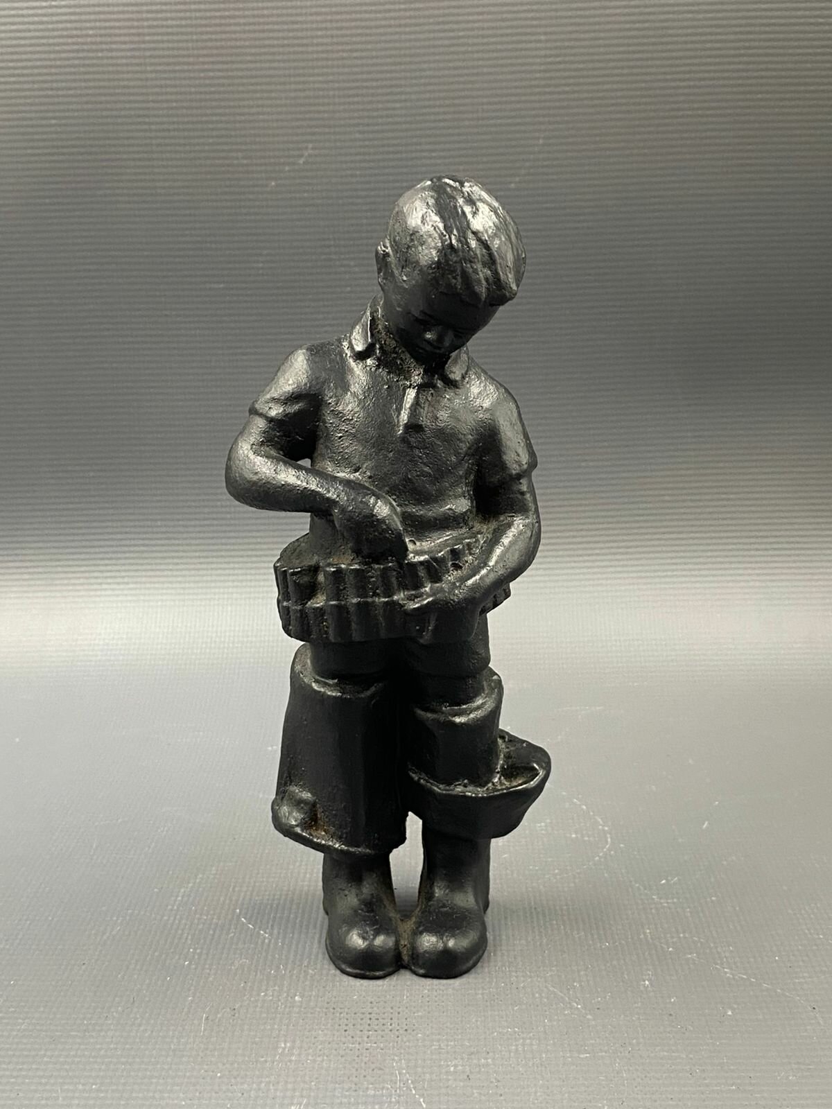 Чугунная Статуэтка "Мальчик с патронташем" Куса 1983 год СССР, высота 15,5 см Красивая! Винтаж!