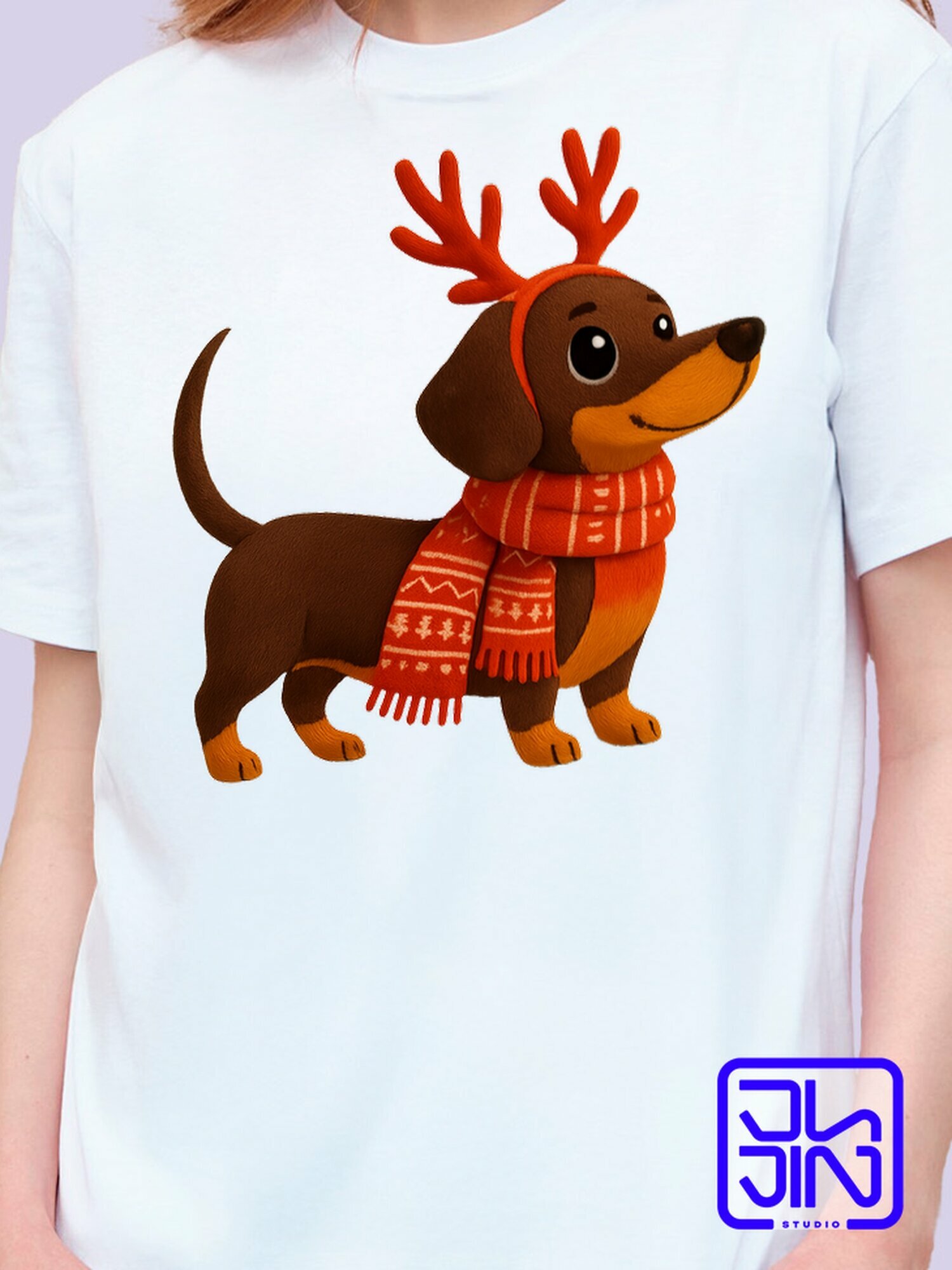 Футболка классическая женская с авторским принтом Веселая коричневая такса с собакой в красном шарфе, шоколадная рождественская, белый хлопковый трикотаж с прикольным рисунком на груди