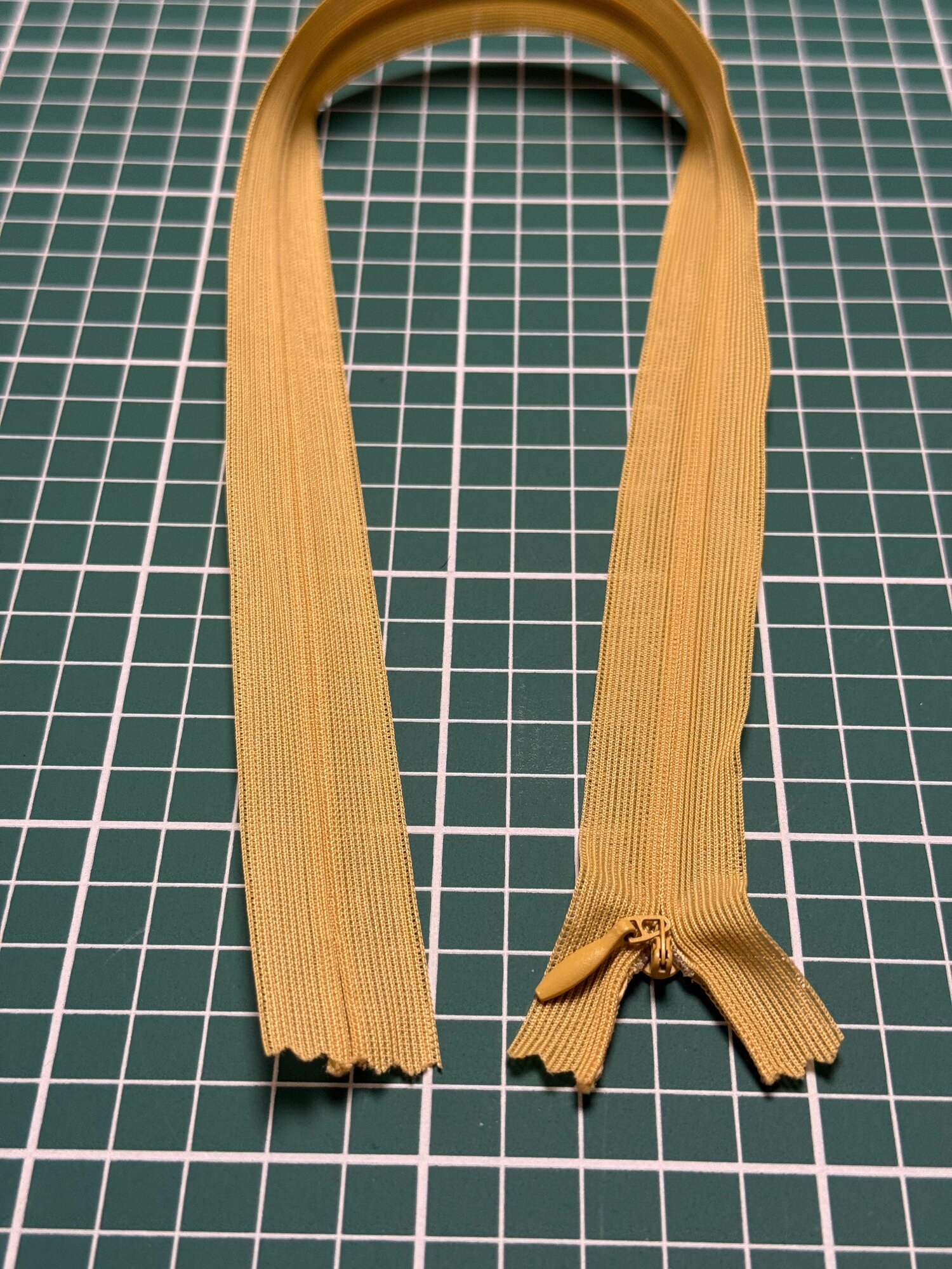 Молния Потайная , замок автомат, цвет темно-оливковый, 50 см, цена за 1 штуку.