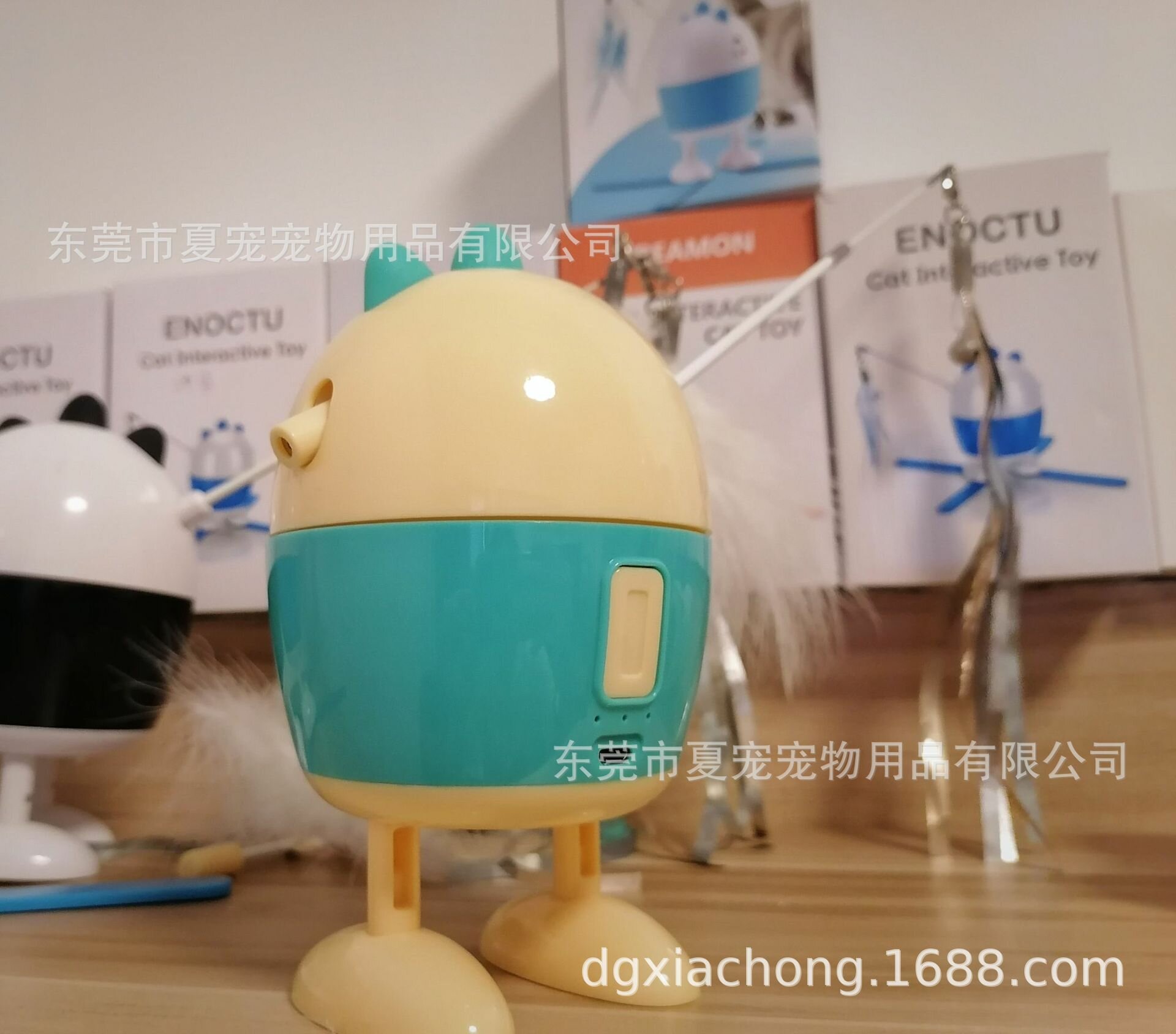 2-в-1 интерактивная игрушка для кошек с лазерной перьевой лентой, зеленый цвет, габариты 9.3x10x14.2 см, веселая игра